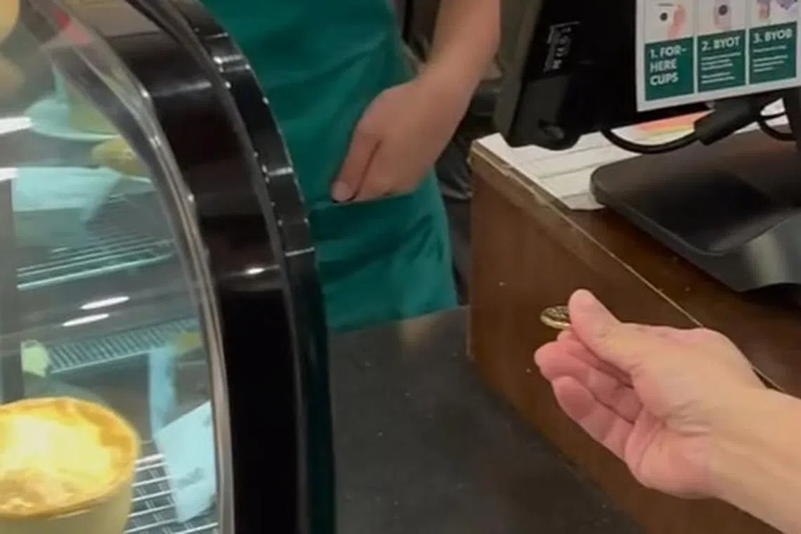 Pengguna cuba bayar dengan syiling LKY100, Berita Singapura ...