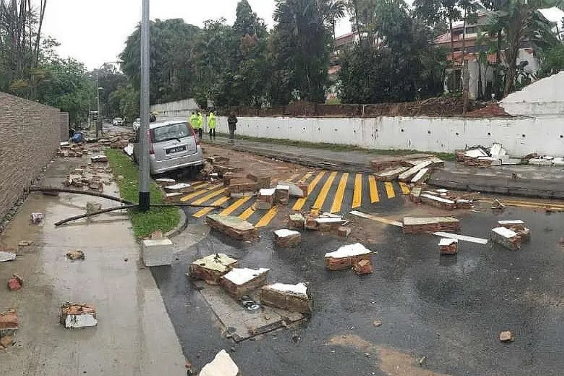Tembok runtuh selepas hujan, Berita Singapura - Beritaharian.sg
