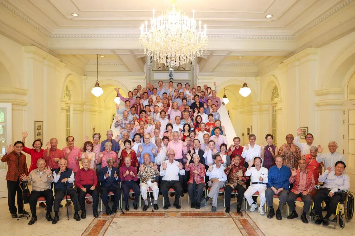 PM Lee rai Tahun Baru Cina bersama mantan AP, Berita Singapura ...