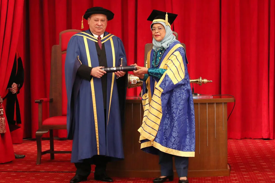 Presiden Halimah sampaikan ijazah Doktor Kehormat pada Sultan Johor ...