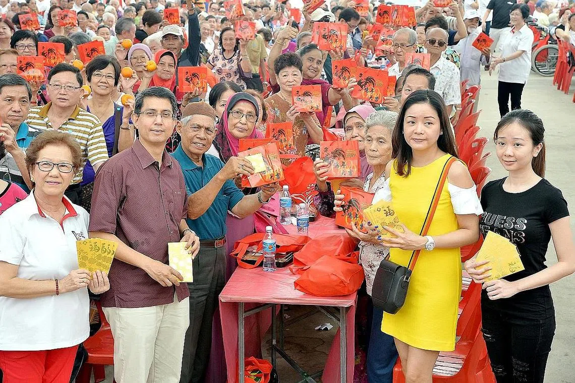'Hong bao' bagi 2,300 penduduk, Berita Singapura - Beritaharian.sg