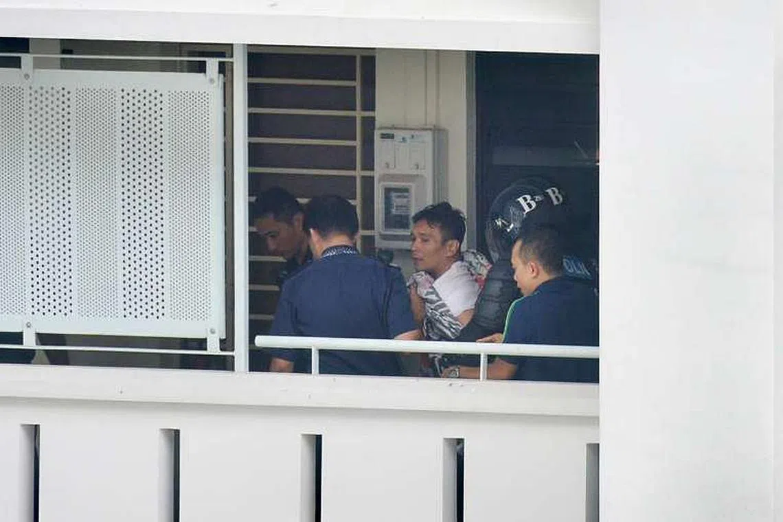 Lelaki kes kurung diri di Sembawang dituduh miliki penumbuk besi ...
