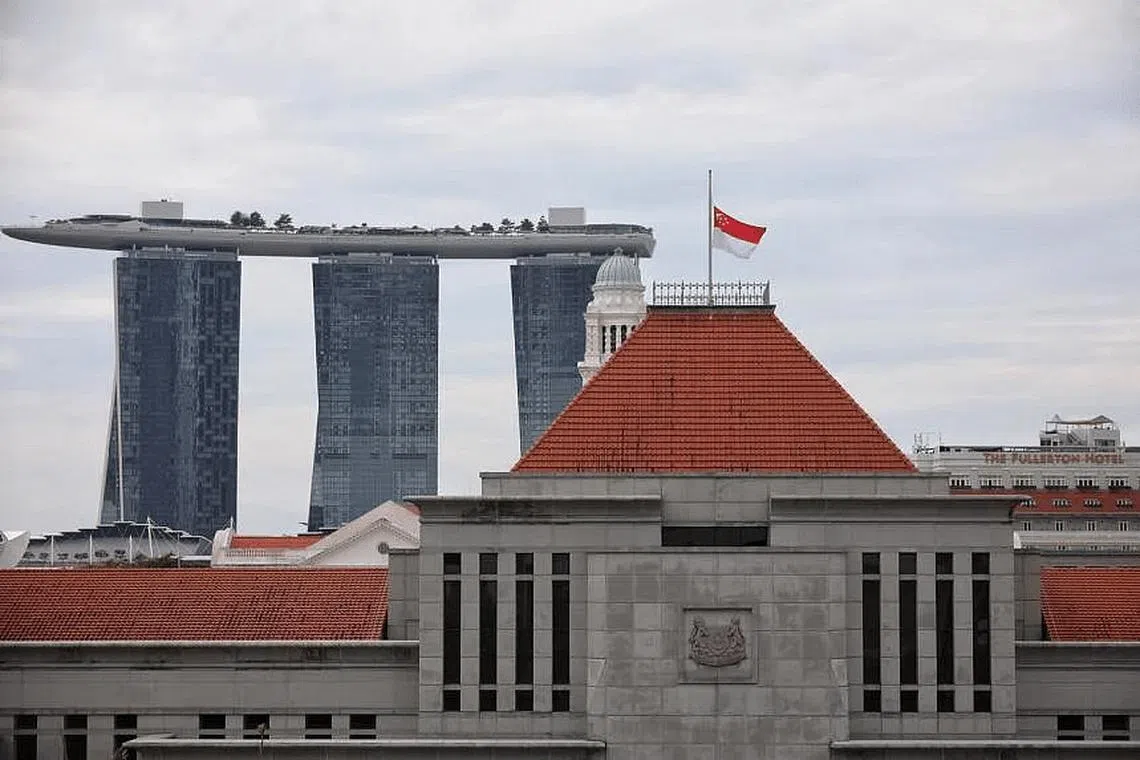 Bendera S'pura di bangunan pemerintah dikibar separuh tiang pada Isnin ...