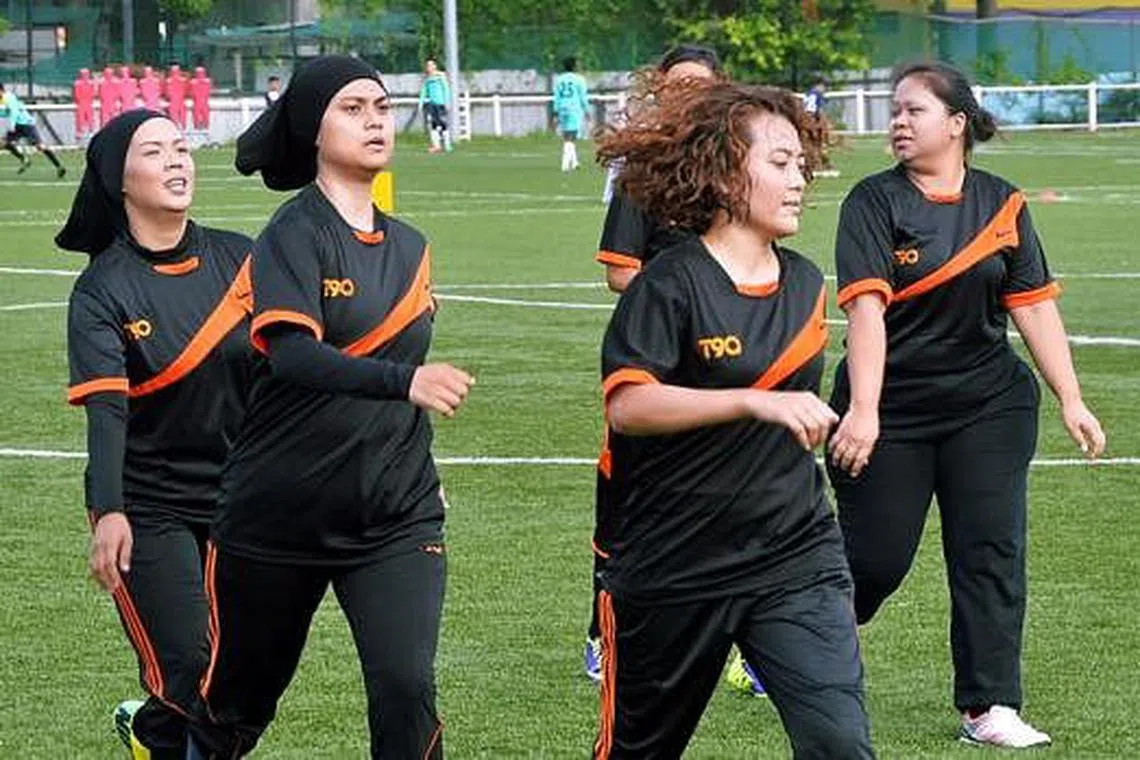 Selebriti Deanna Manto, Rosalina turut gelecek bola, Berita Singapura ...