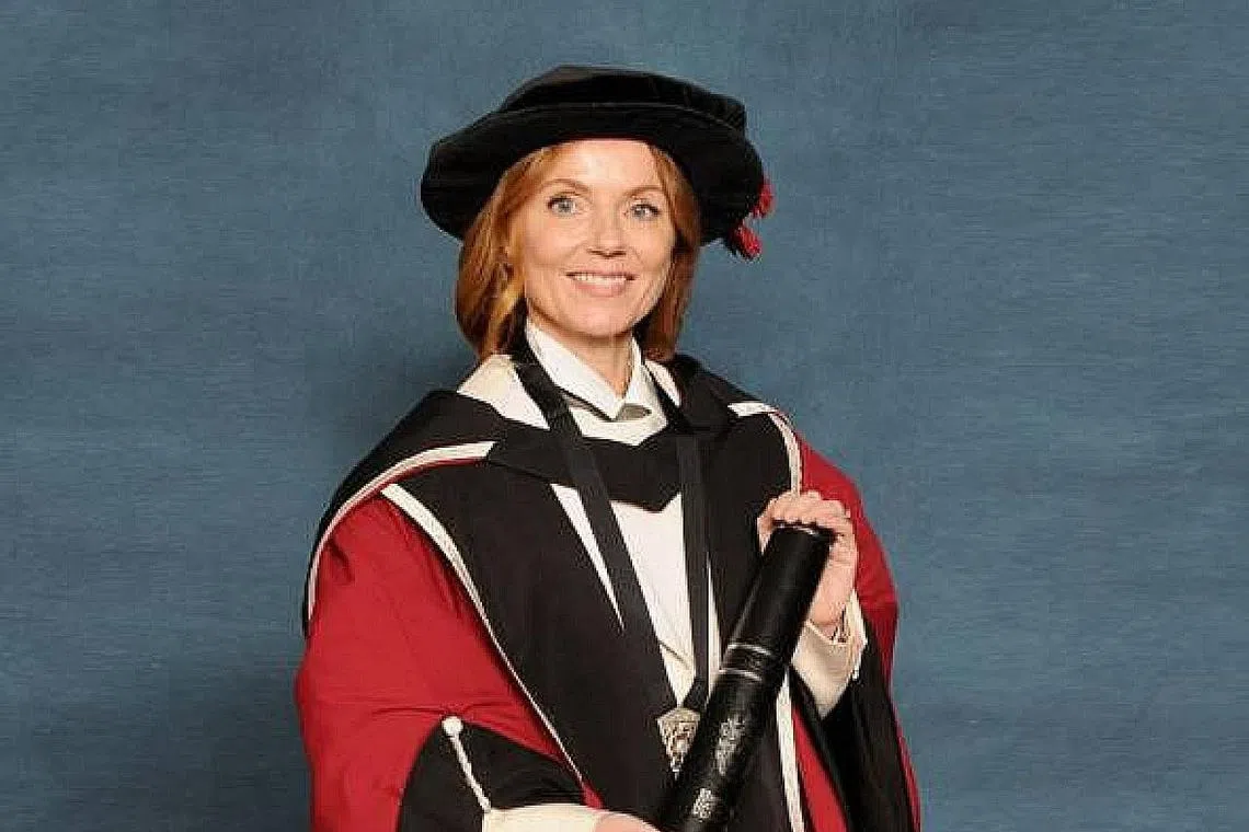 Bekas ahli Spice Girls, Geri, dapat Doktor Kehormat kerana jadi ...