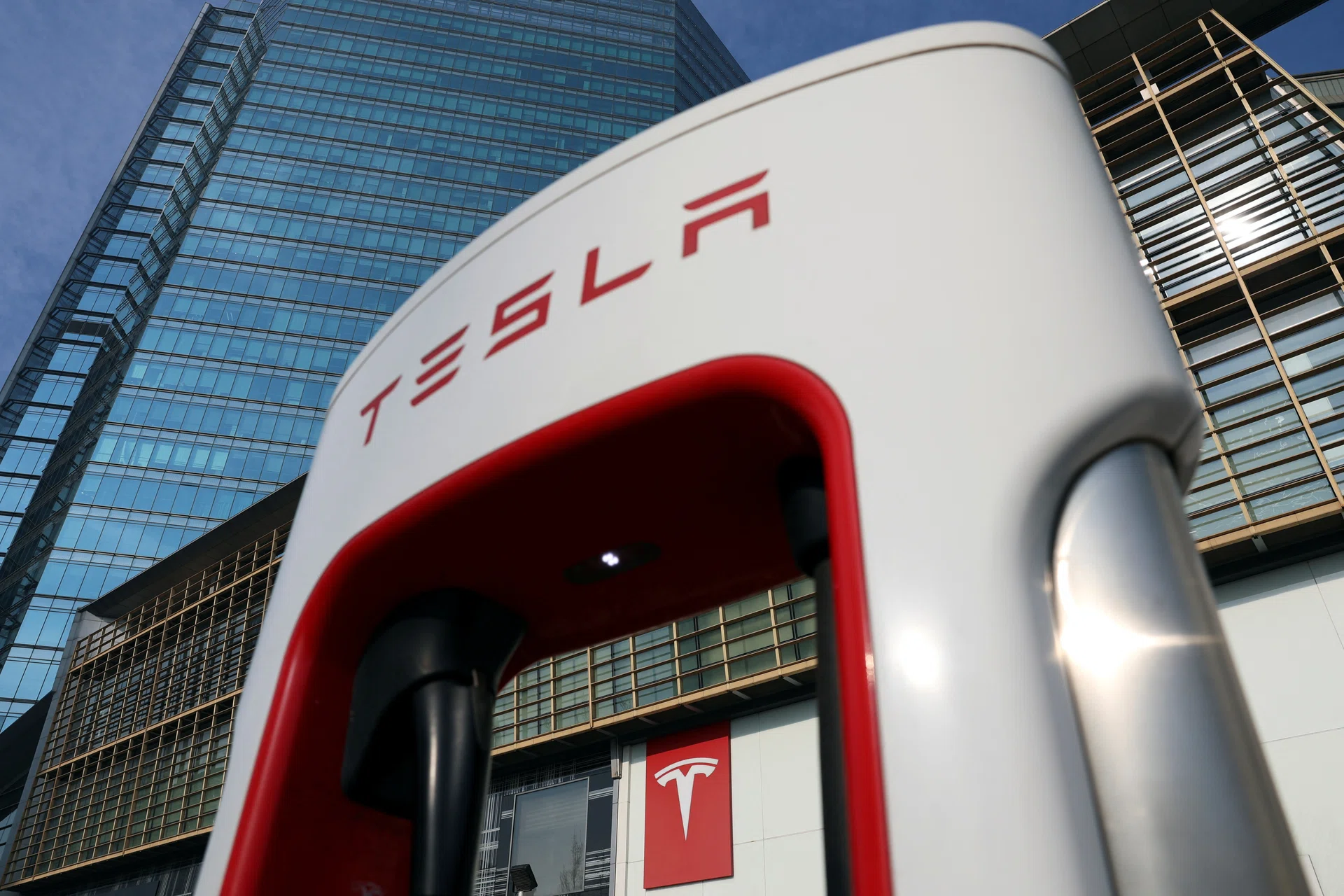 Tesla fans go all in driving US$300 billion rally on Trump win - The ...