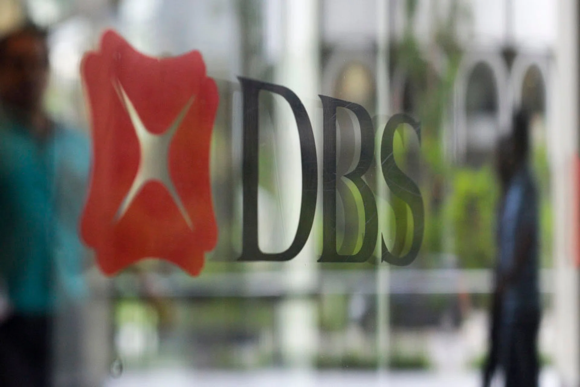 DBS launches metal Visa payWave card for the affluent (Amended) - The ...