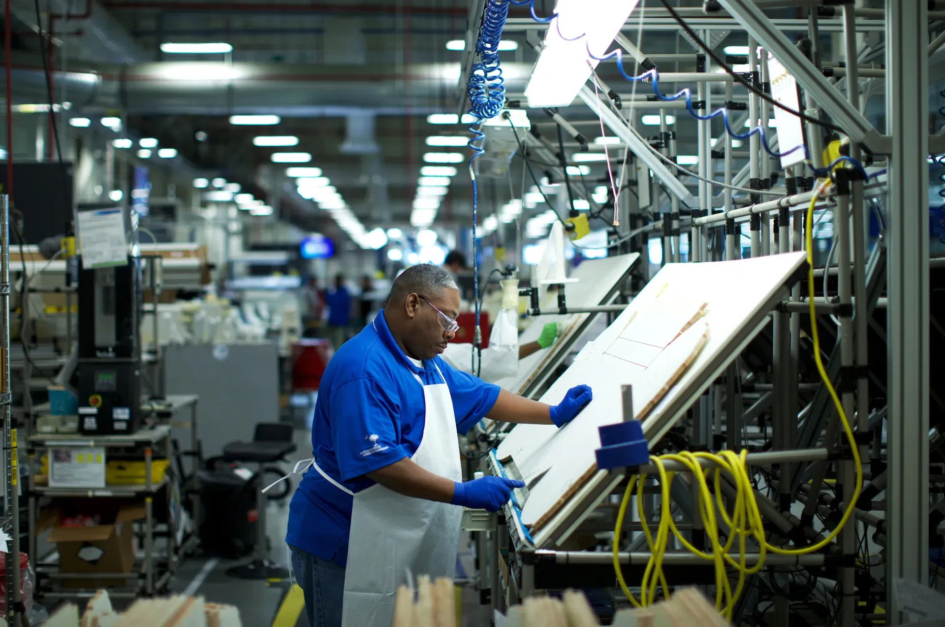 US manufacturing activity contracted in August for a sixth month - The ...