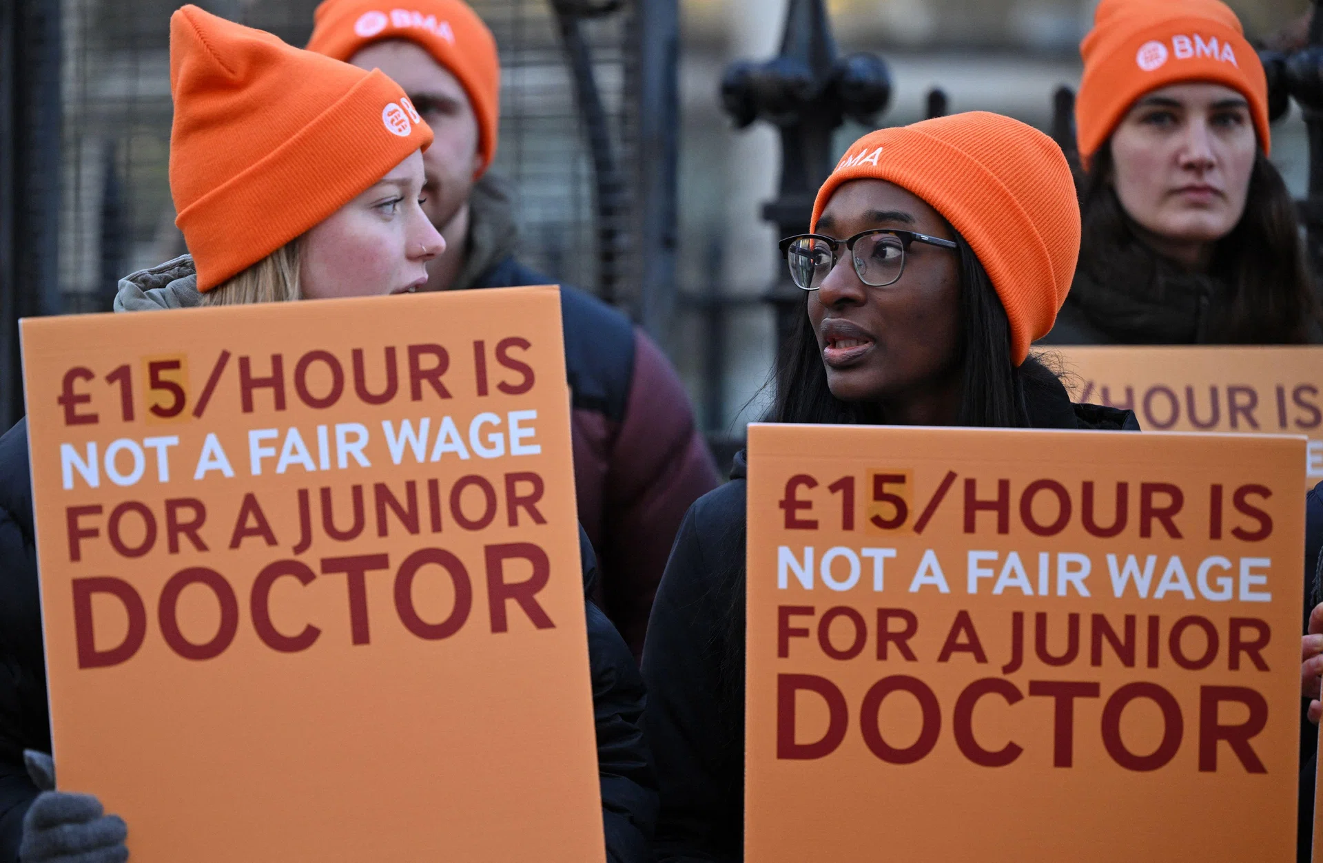 UK junior doctors reach pay deal for 22% rise over two years - The ...