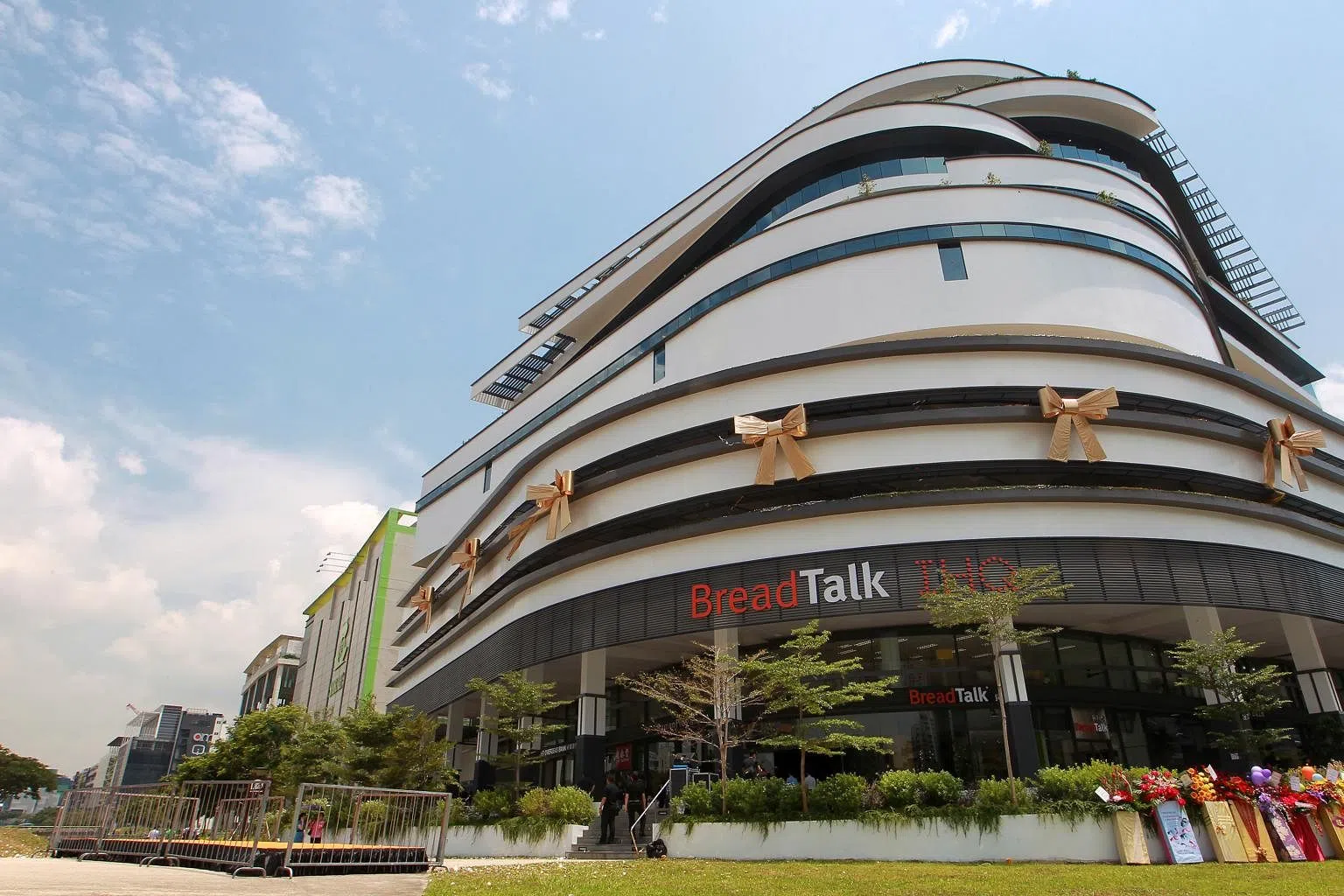 Lian Beng-led consortium buys BreadTalk building in S$118 million sale ...