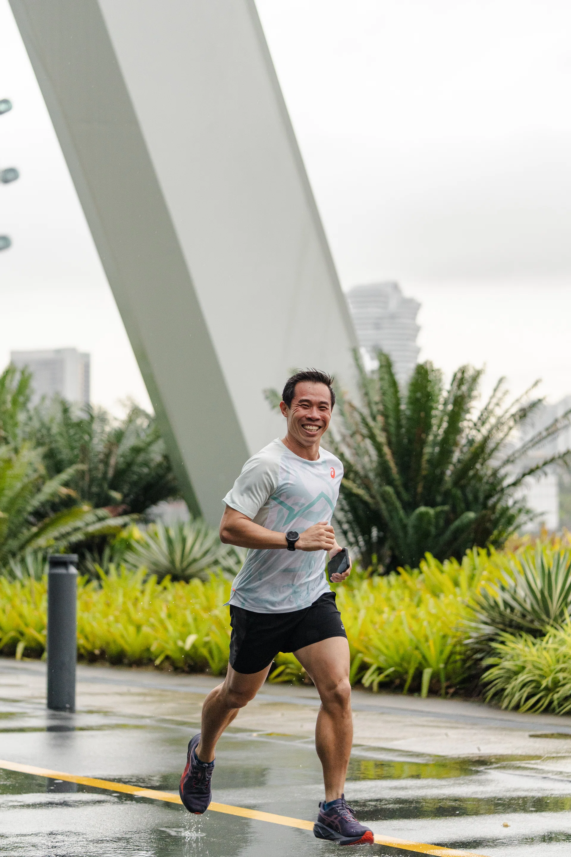 This 'run concierge' takes hotel guests on running tours around Marina ...