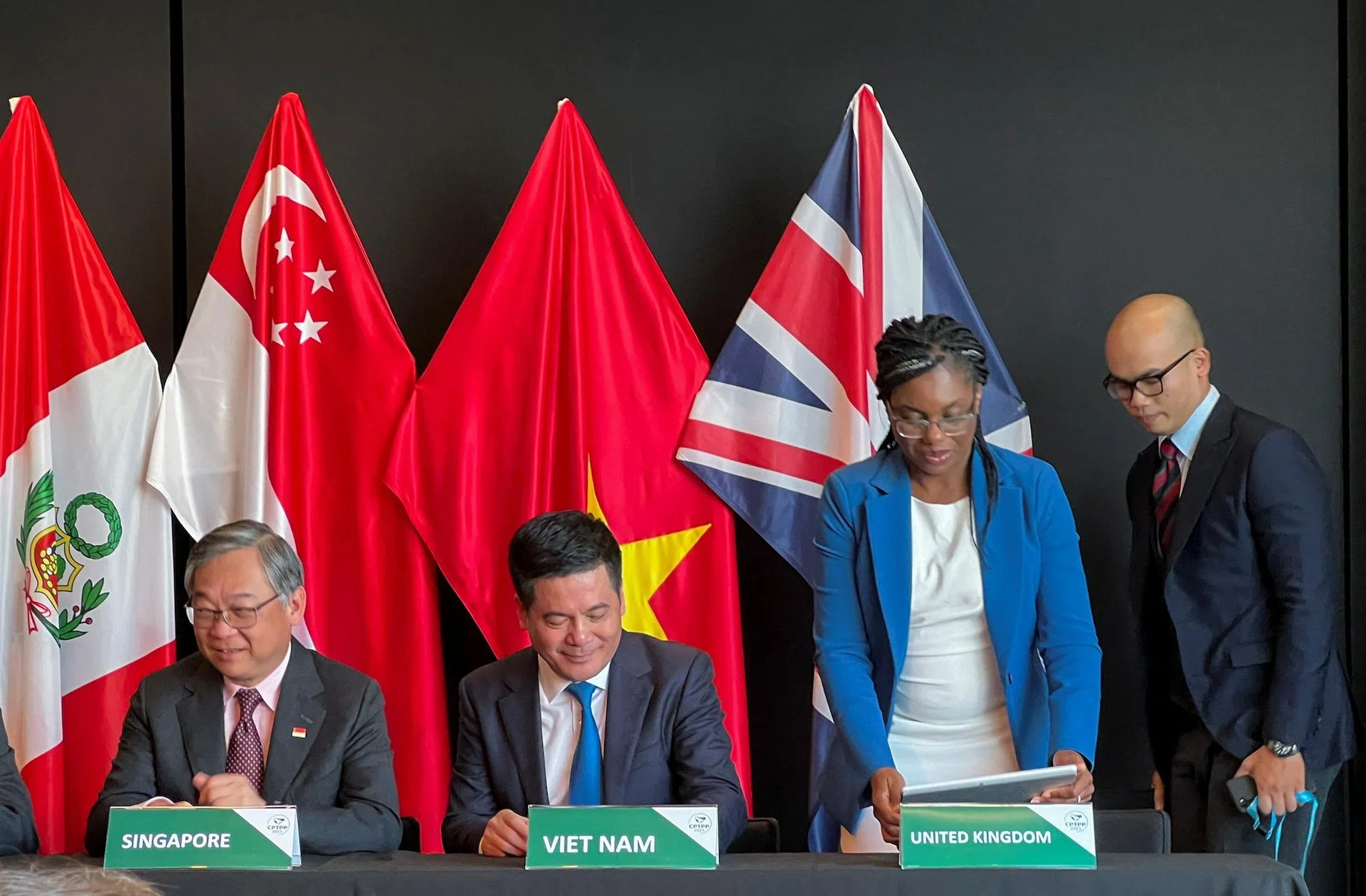Britain inks treaty to formally join trans-Pacific free trade pact ...