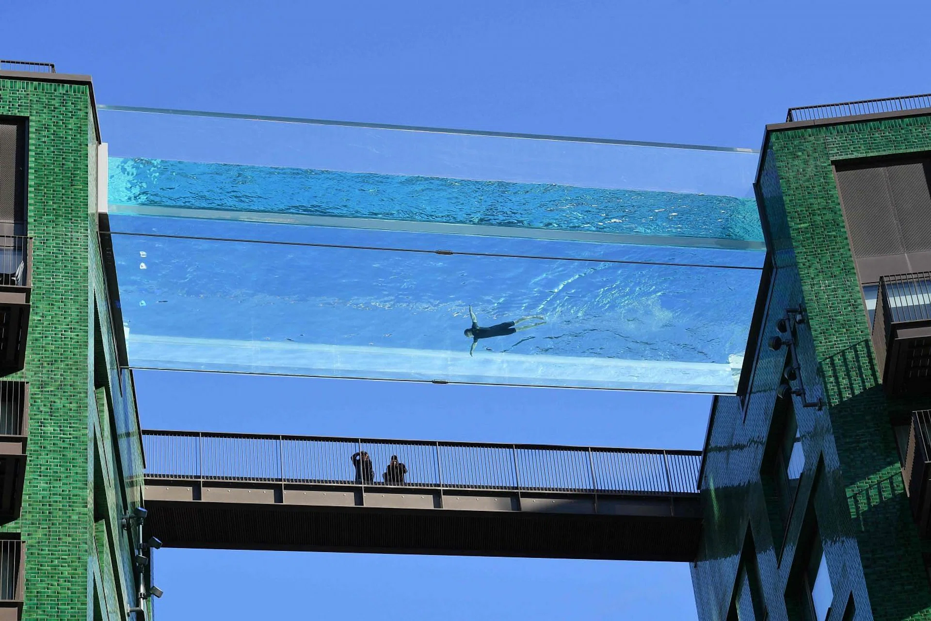 A see-through pool opens 10 storeys above London - The Business Times
