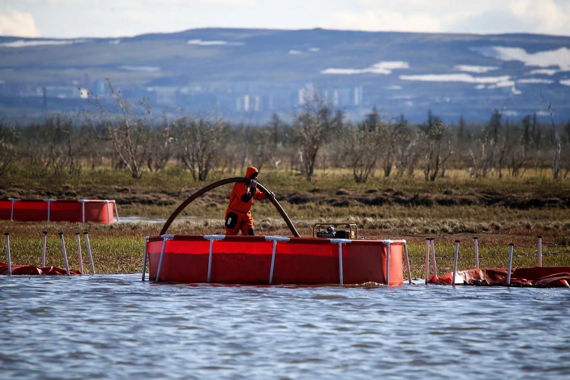 Floating dams fail to stop fuel spill in Russian Arctic, official says ...