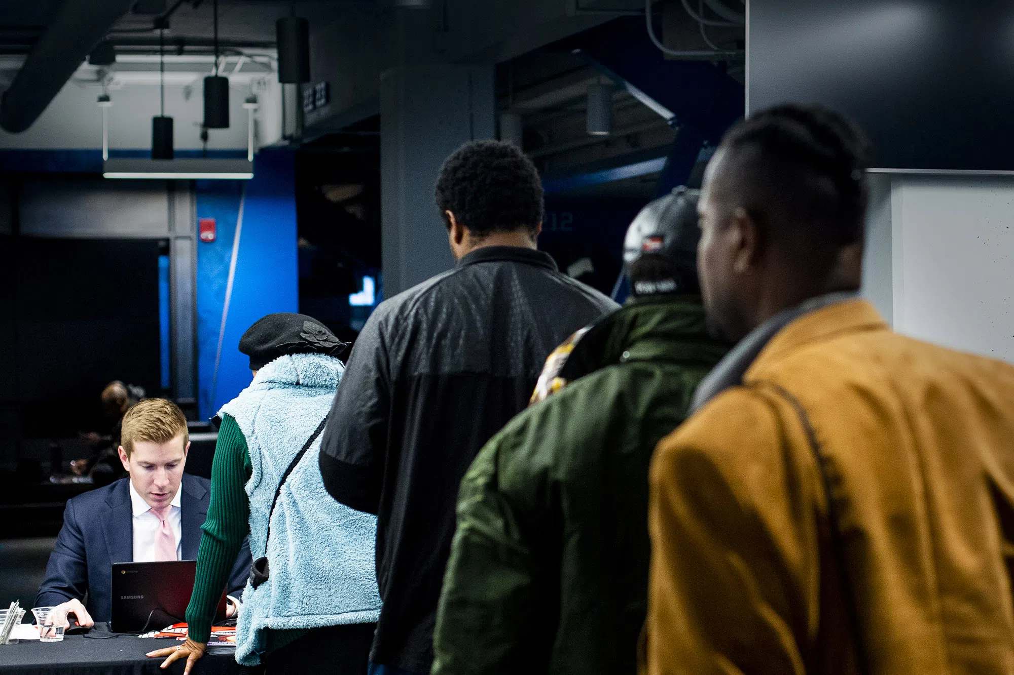 US weekly jobless claims unexpectedly fall - The Business Times