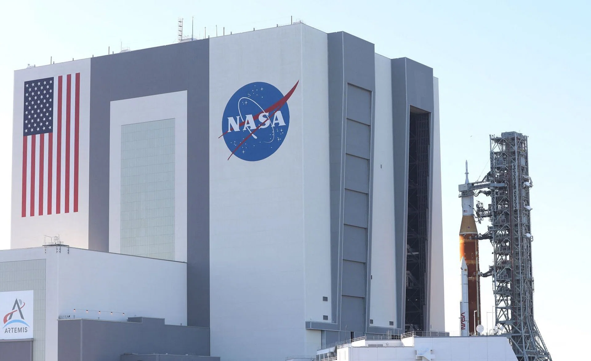 Nasa to seek more bids for Moon lander, giving Bezos new opening - The ...