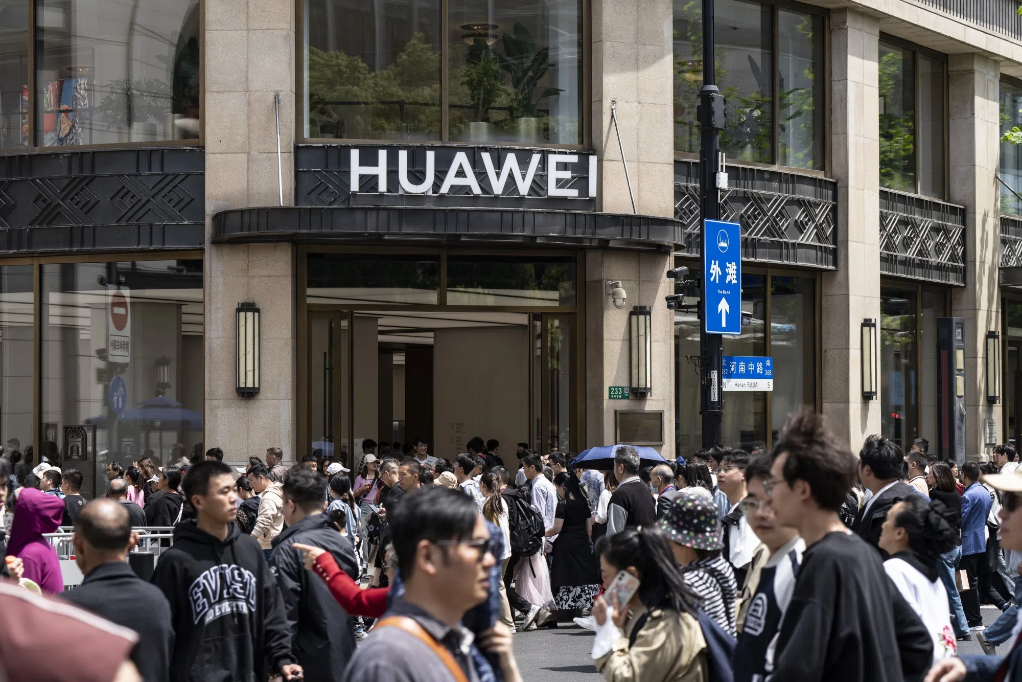 China’s Huawei must face US criminal charges, judge rules - The ...