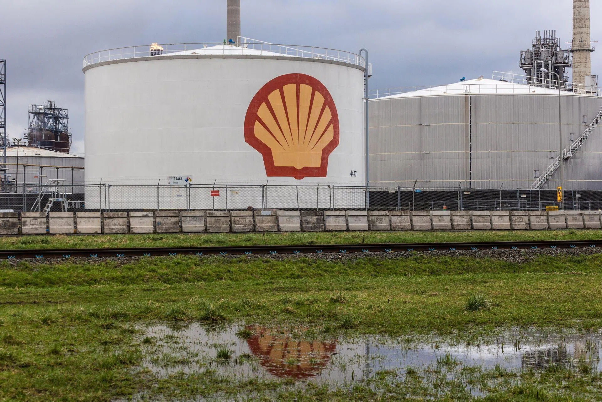 Shell considers slowing the pace of its carbon emissions cuts - The ...