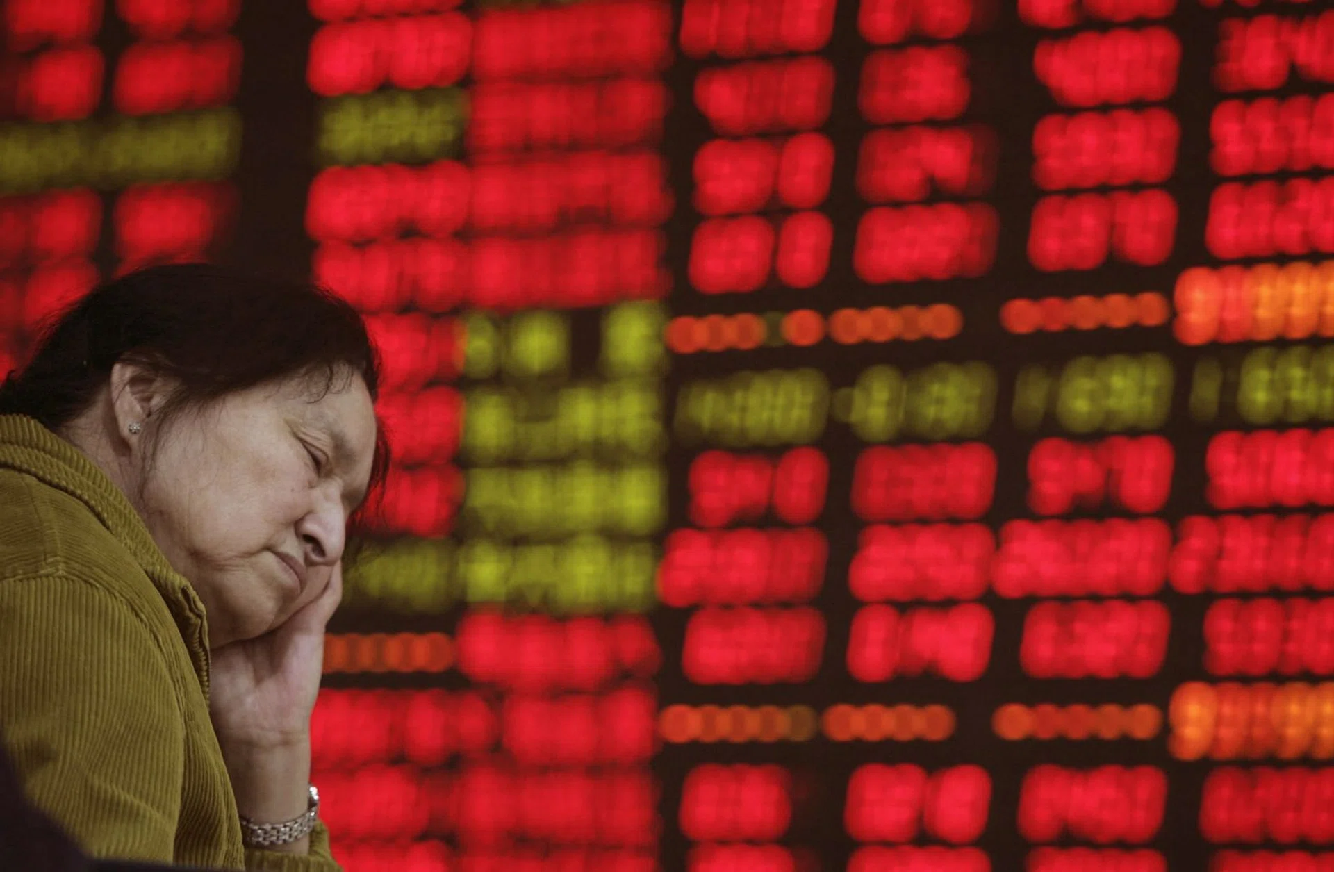 China sovereign bonds tumble from top ranking as funds flee - The ...