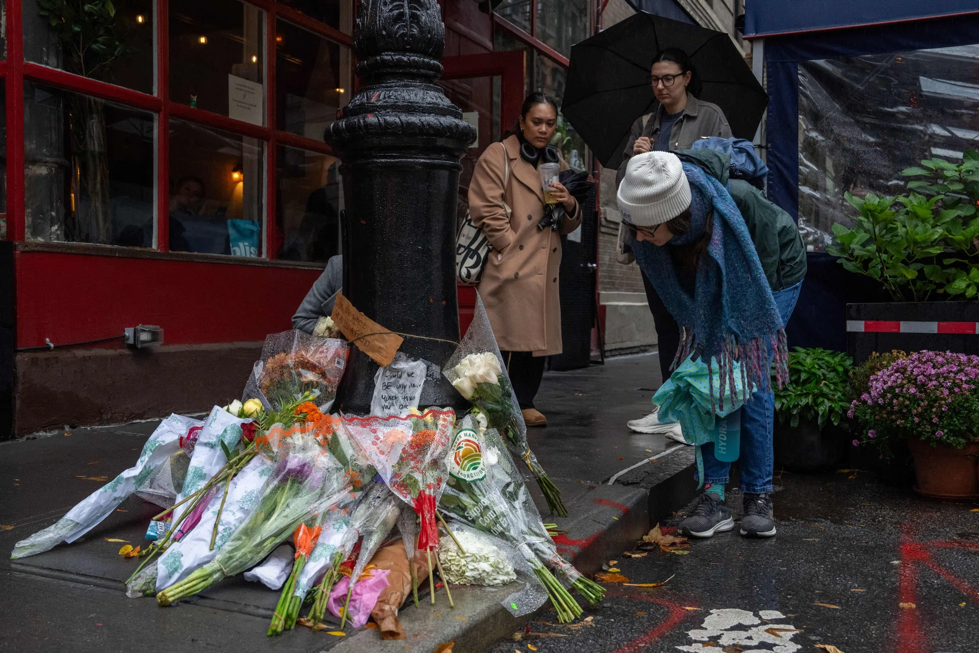 Tributes pour after ‘Friends’ actor Matthew Perry’s shock death - The ...