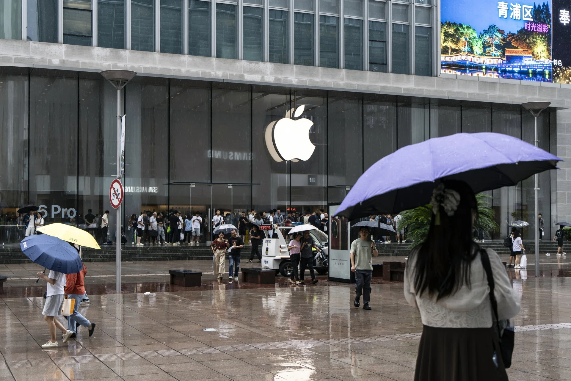 Buffett keeps cutting Apple stake, with value down 60% this year - The ...