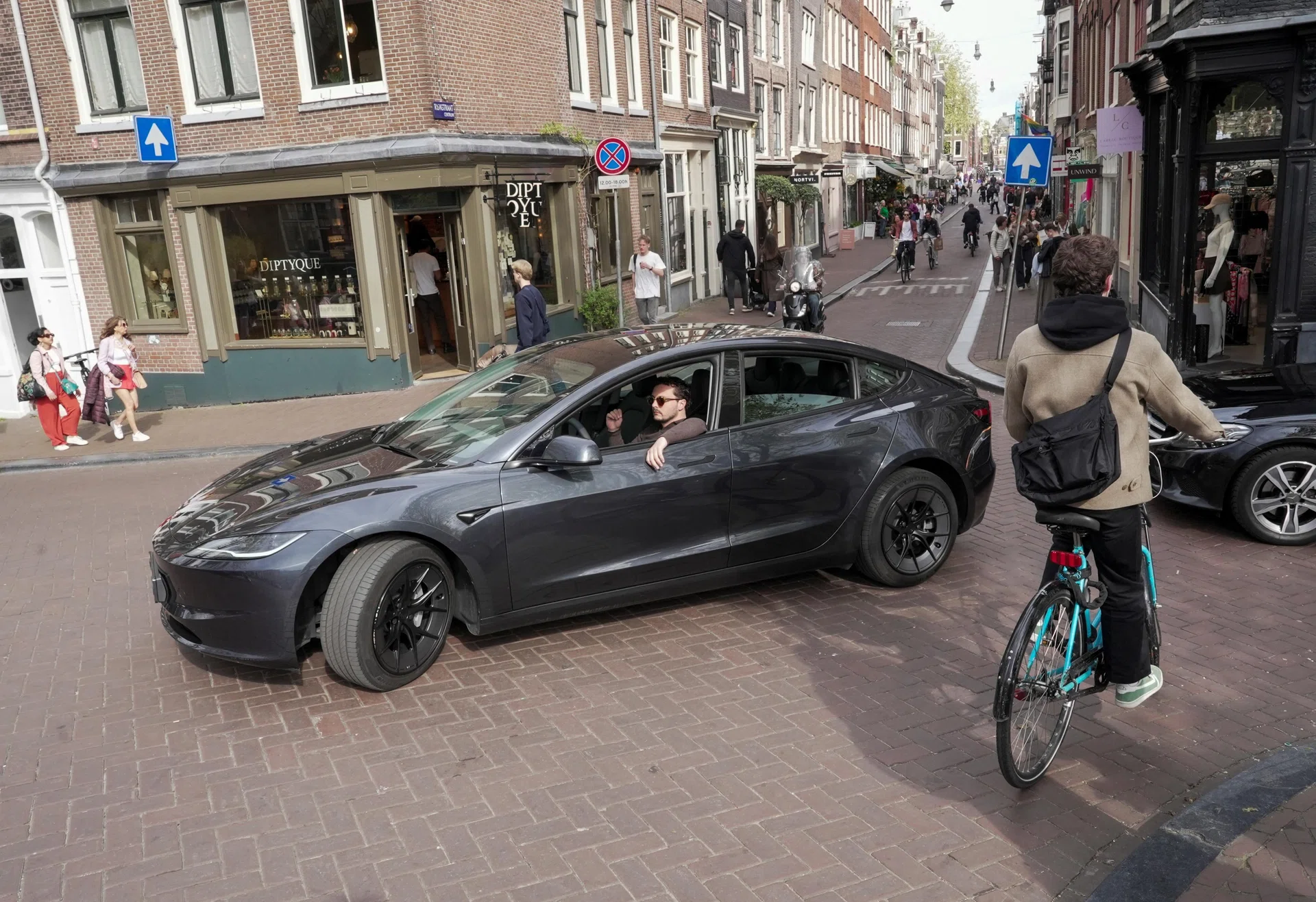 Tesla presented misleading 'Full Self-Driving' safety data to European ...