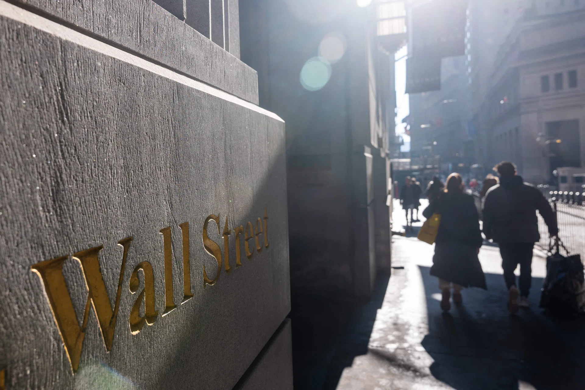 US: Nasdaq rises while Dow falls on latest Trump tariff talk - The ...