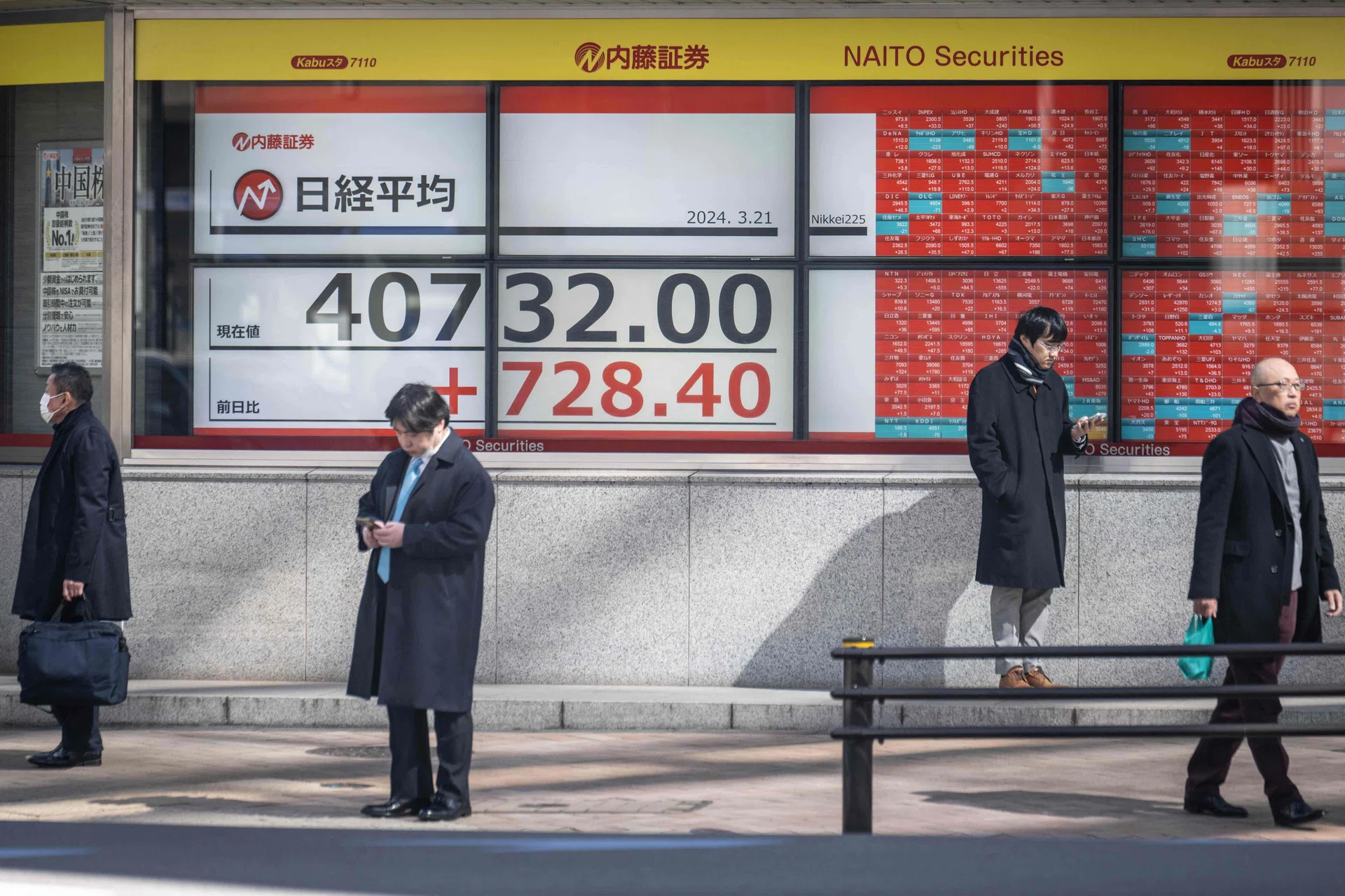Tokyo's Nikkei drops more than 1,000 points, most in 3 years - The ...