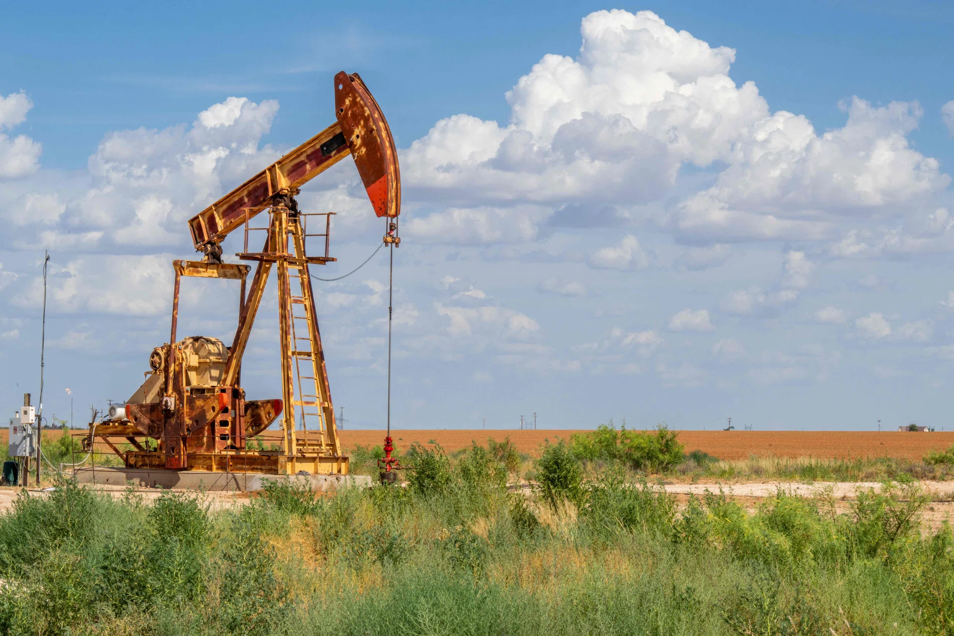 Oil prices settle down after data shows weaker US consumer sentiment ...