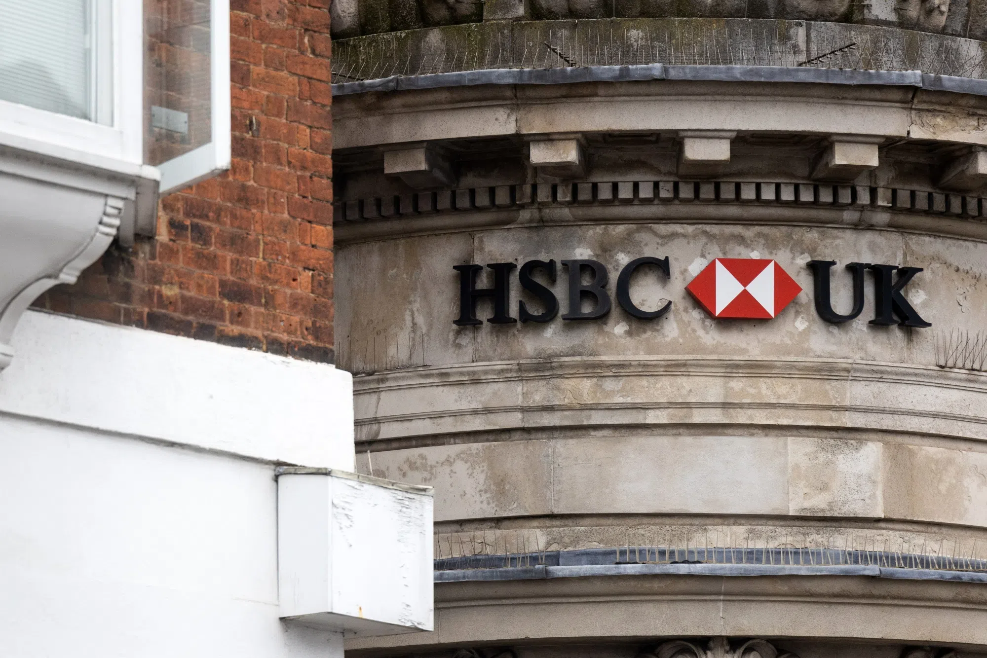 HSBC expands UK wealth bet in race to £100 billion asset goal - The ...