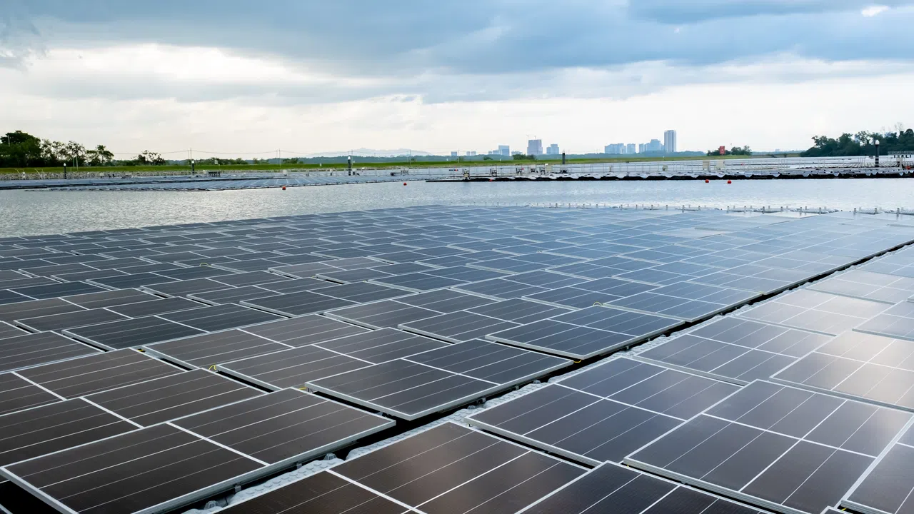 Sembcorp wins bid to build 86 MWp floating solar farm on Pandan ...