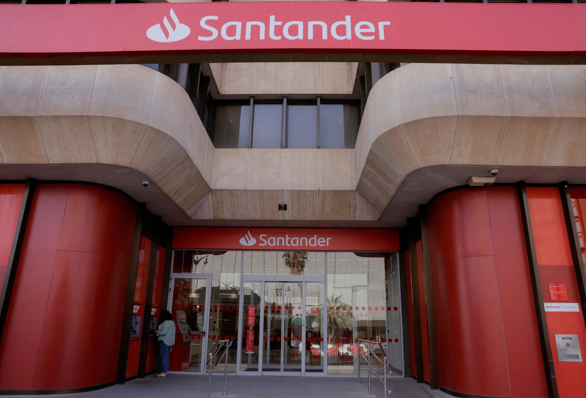 Santander starts a 1.525 billion euro share buyback programme - The ...