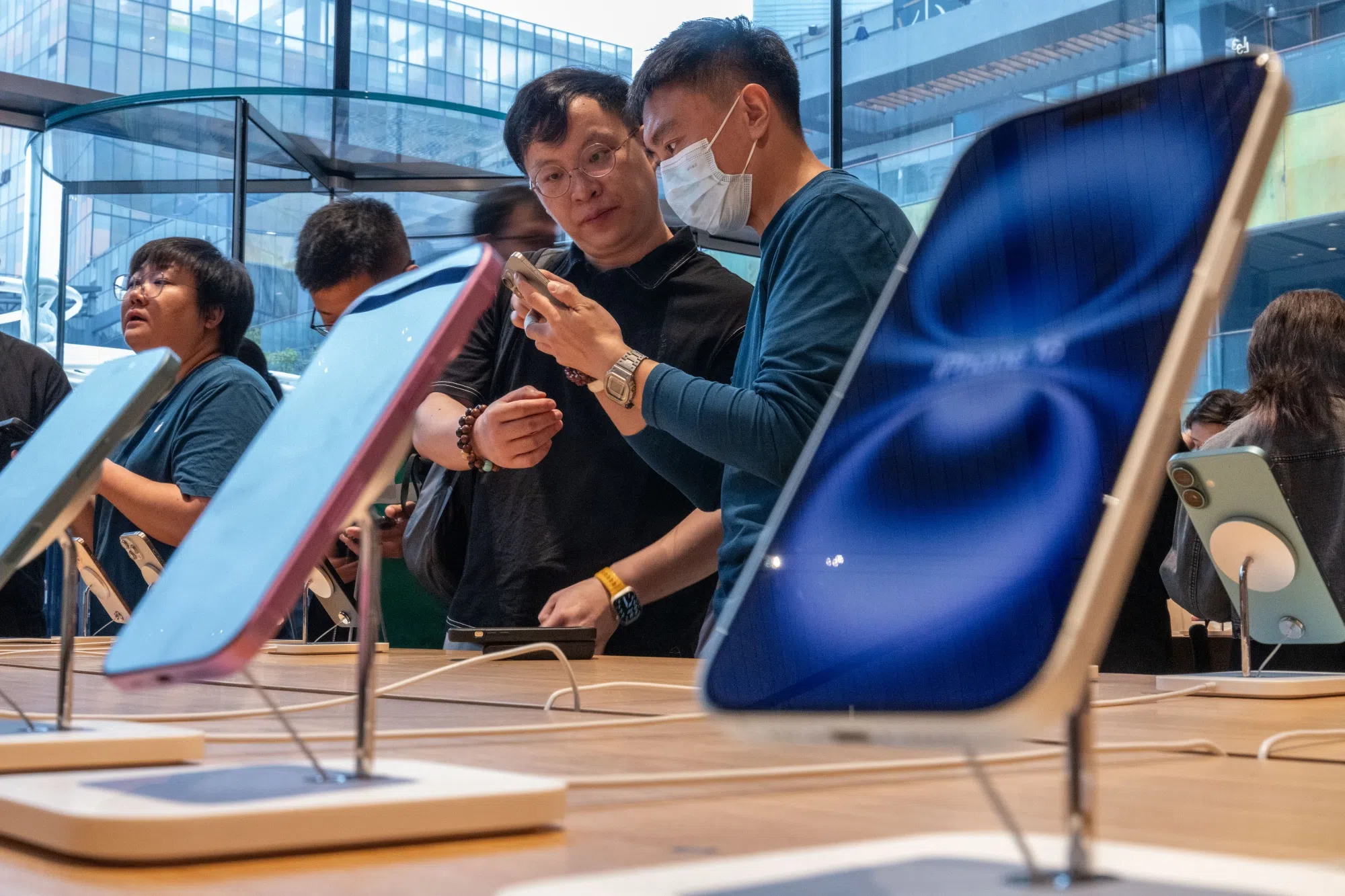 Apple supplier Lens Technology seeks up to HK$4.8 billion in Hong Kong ...