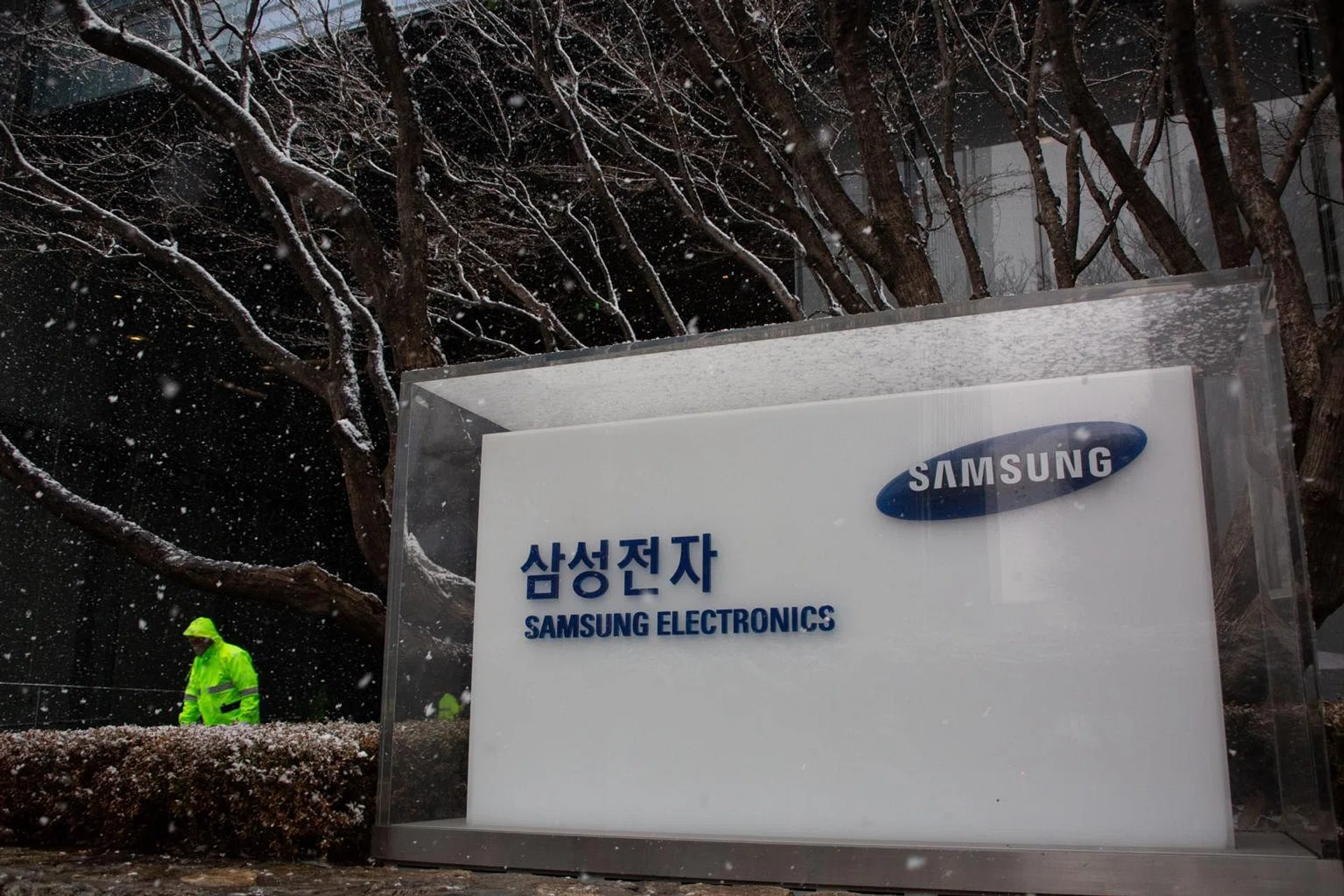 Samsung boosts dividends as family faces giant tax bill - The Business ...