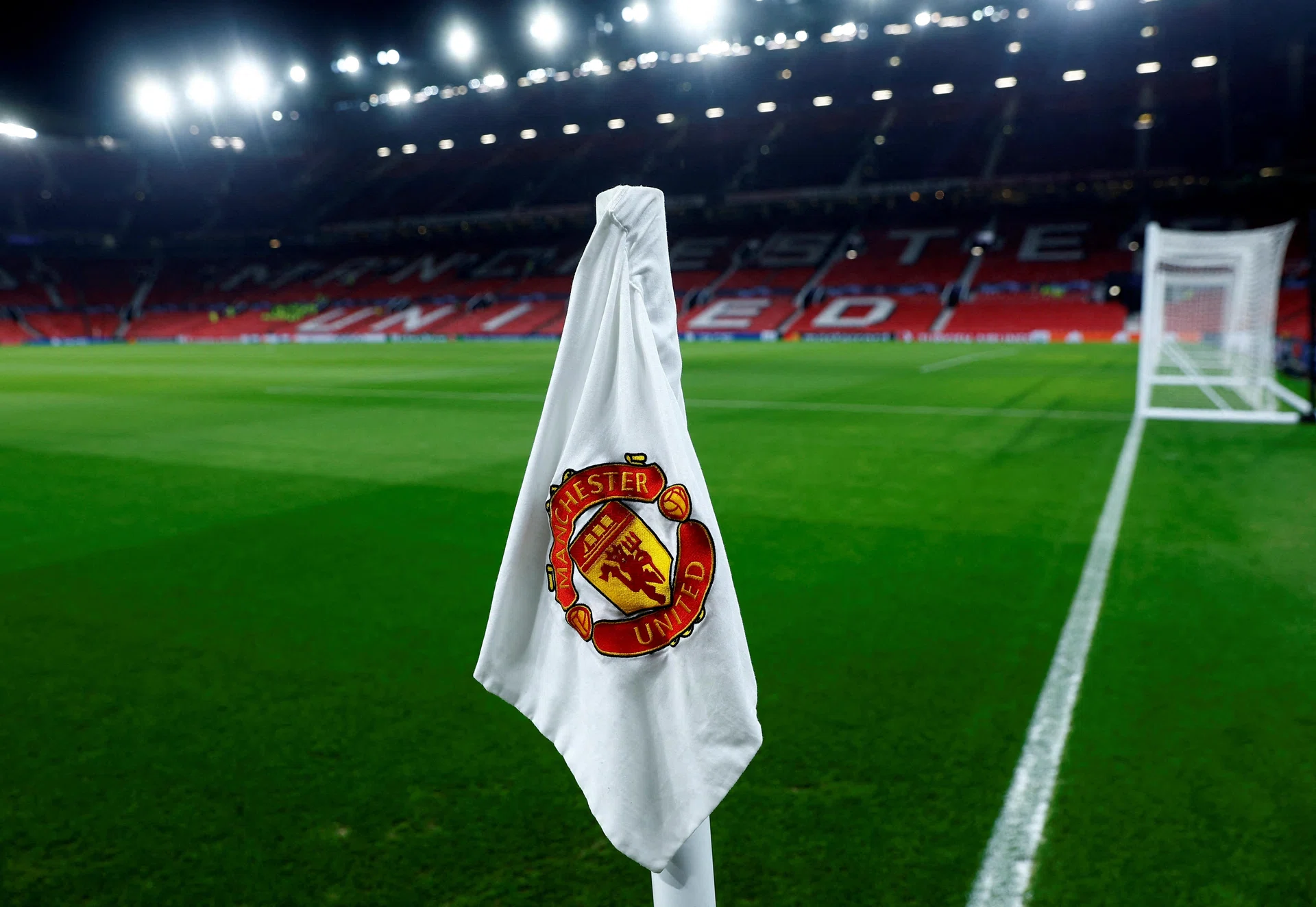 Manchester United to cut 200 more jobs in bid to stem losses - The ...
