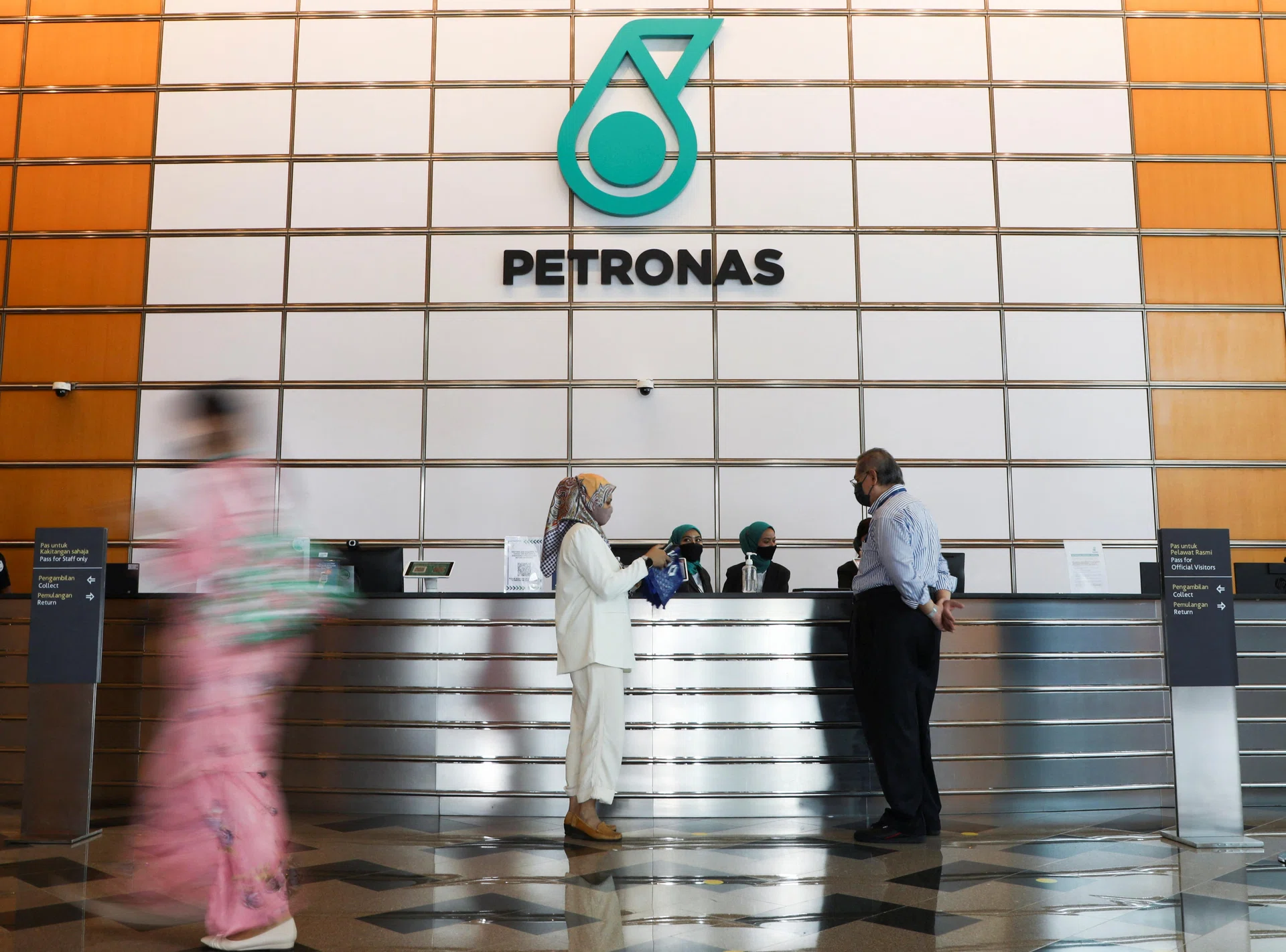 Malaysia's Petronas signs 20-year LNG supply deal with Japan's Jera ...