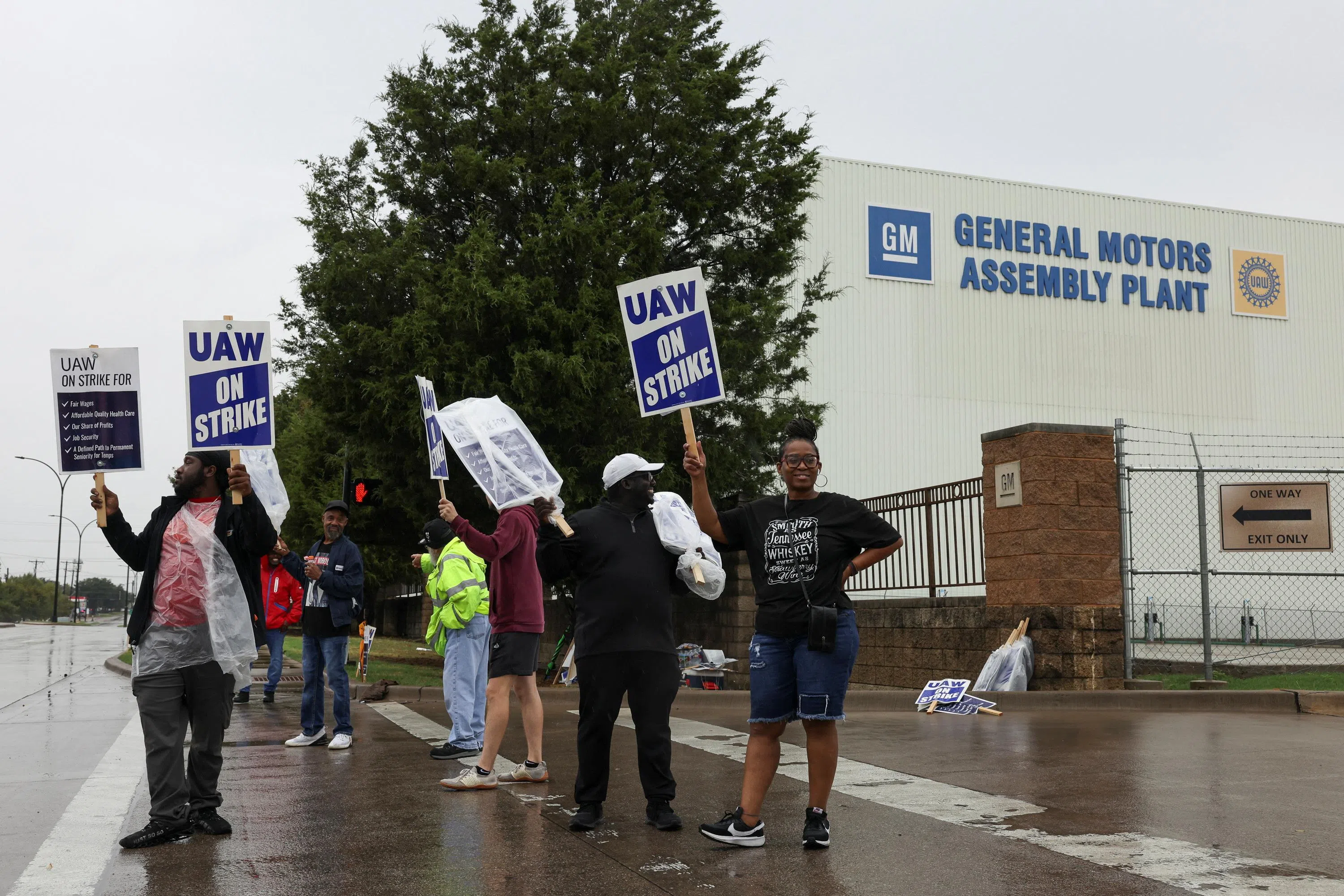 UAW leaders push ahead with Ford contract as GM talks drag - The ...