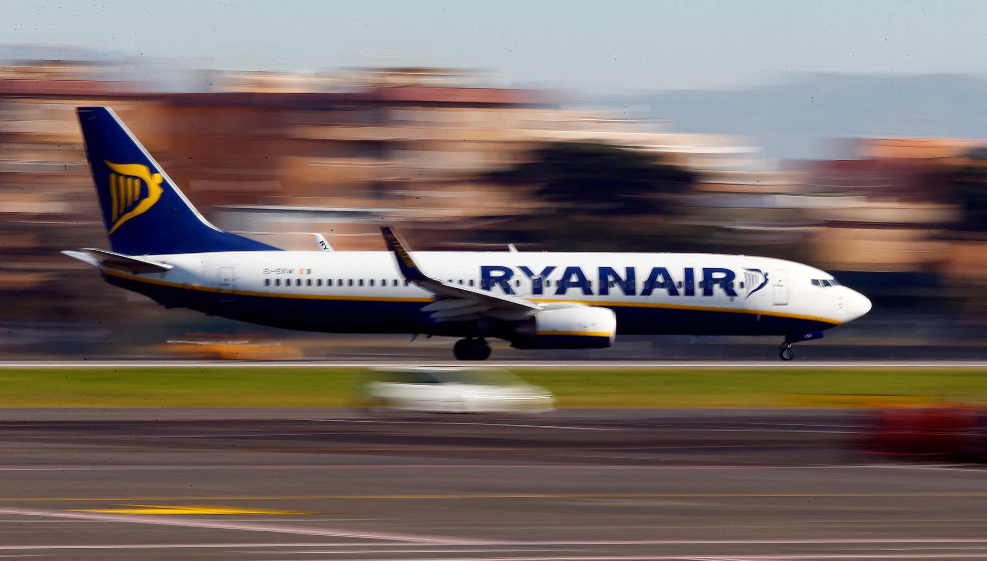 Ryanair sees flat to modestly higher summer fares after record annual ...