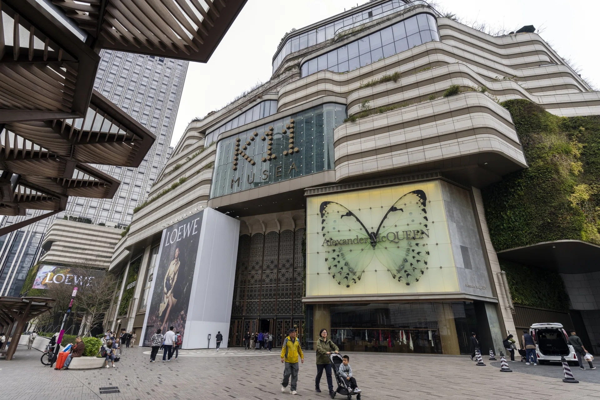 Billionaire Cheng family in talks with Louis Vuitton on mega Hong Kong ...