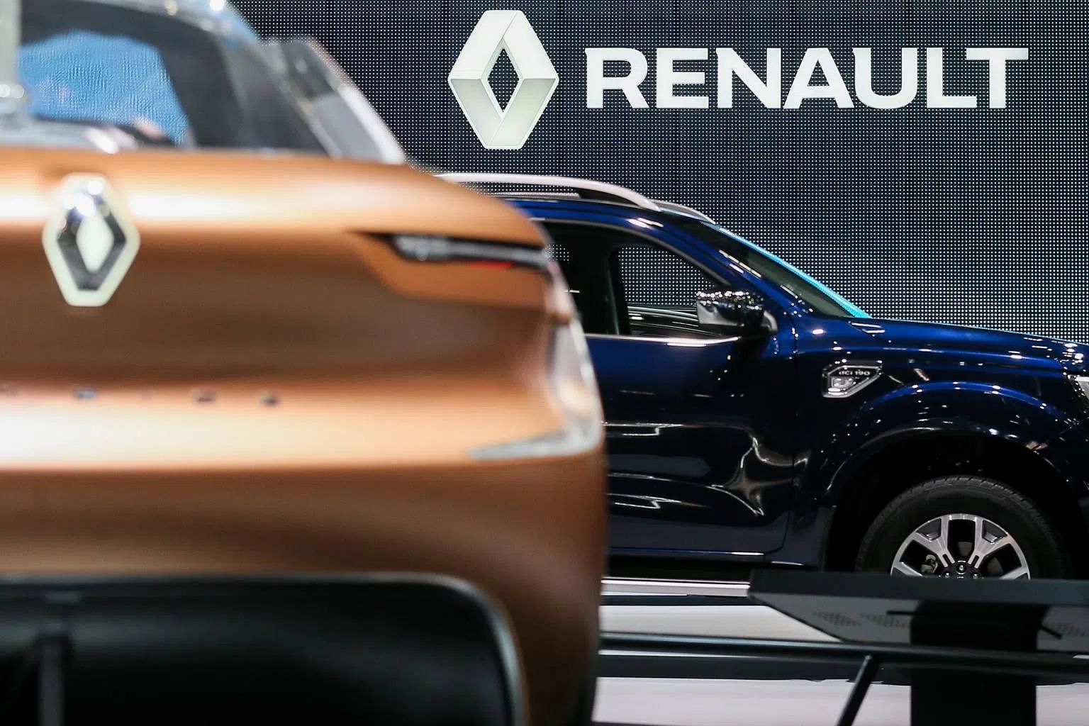 Renault flags difficult year after record 8b euro loss