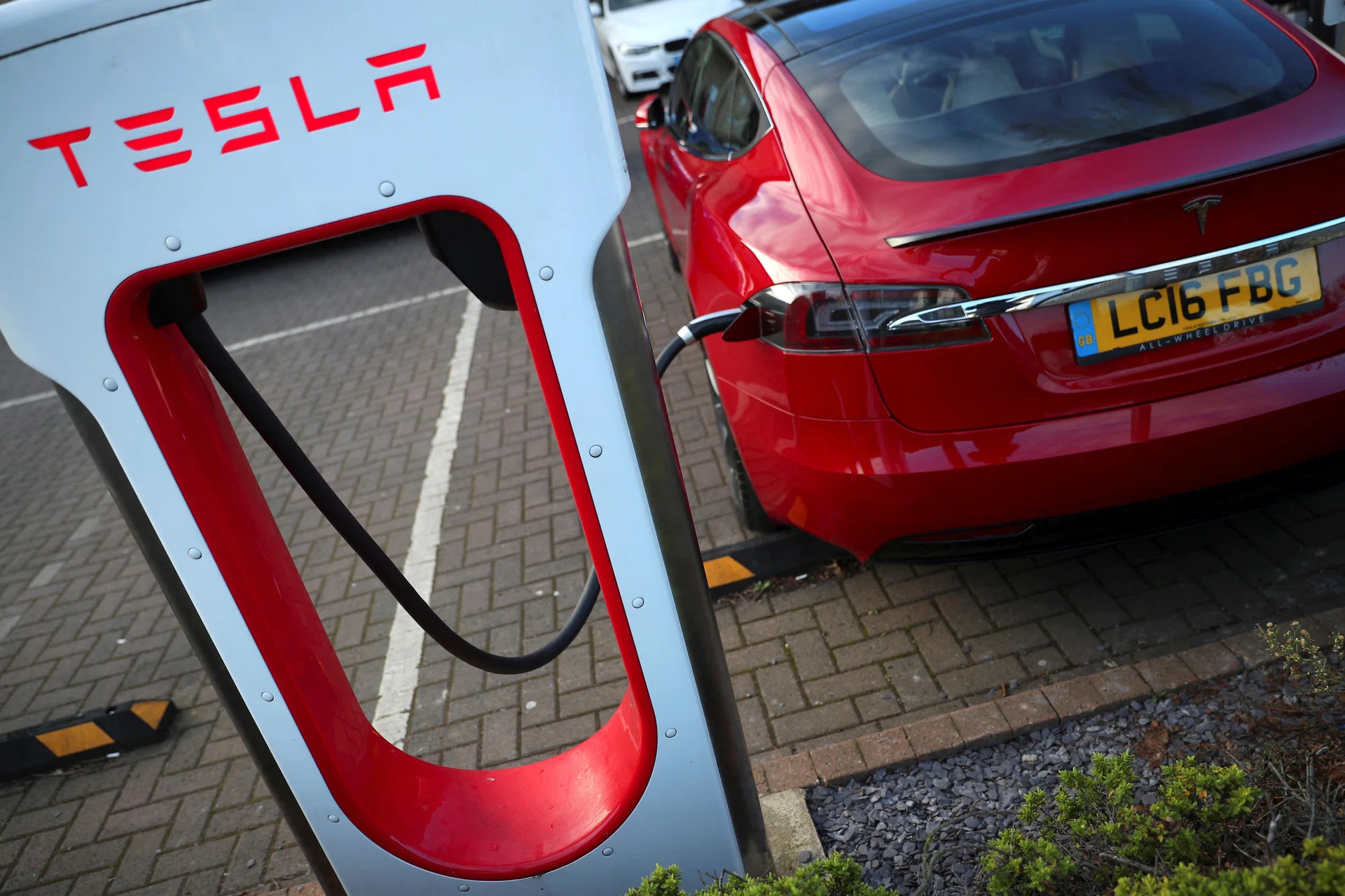 Electric vehicle sales in UK on the rise, but still short of official ...