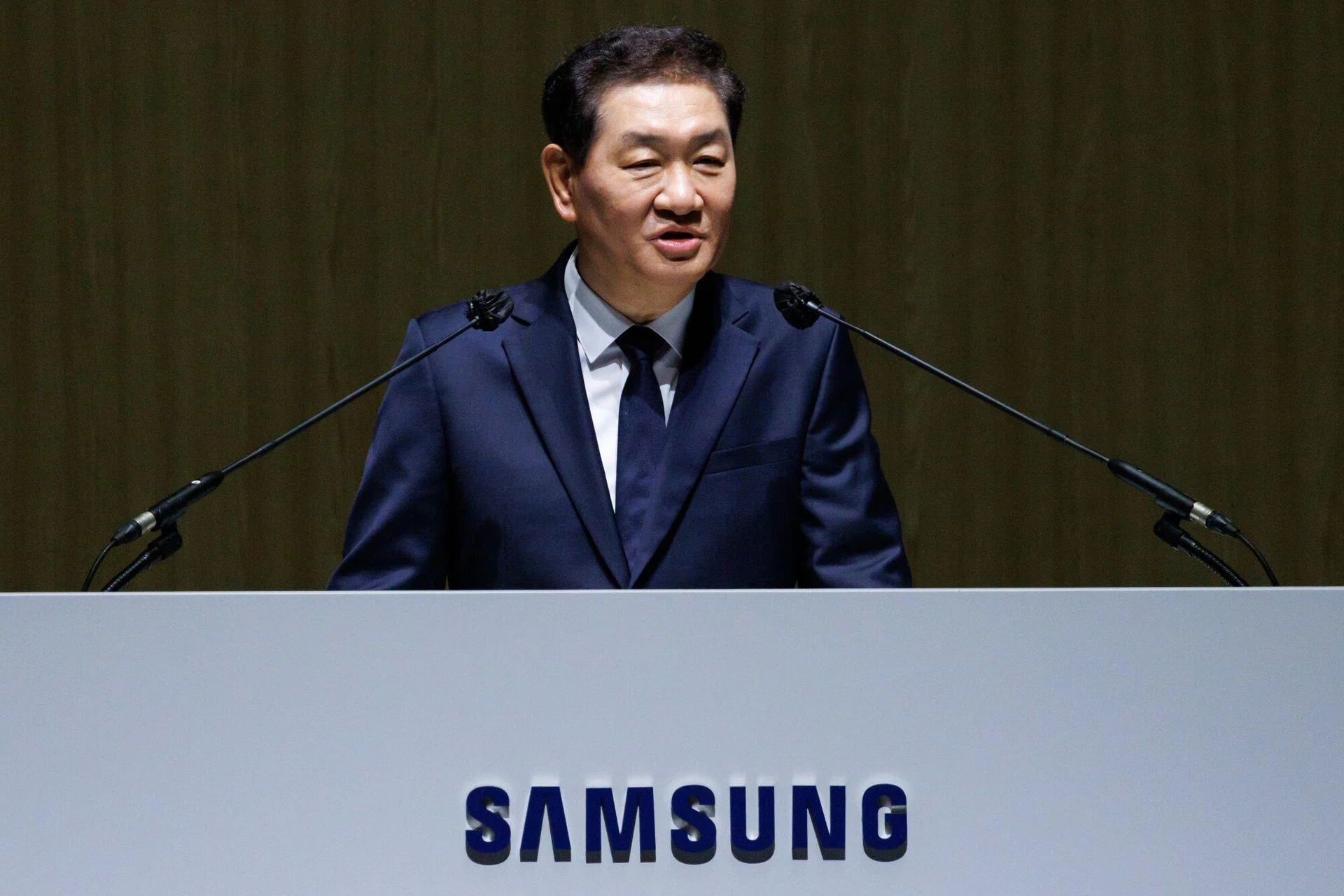 Samsung CEO says company will pursue deals as it struggles for growth ...