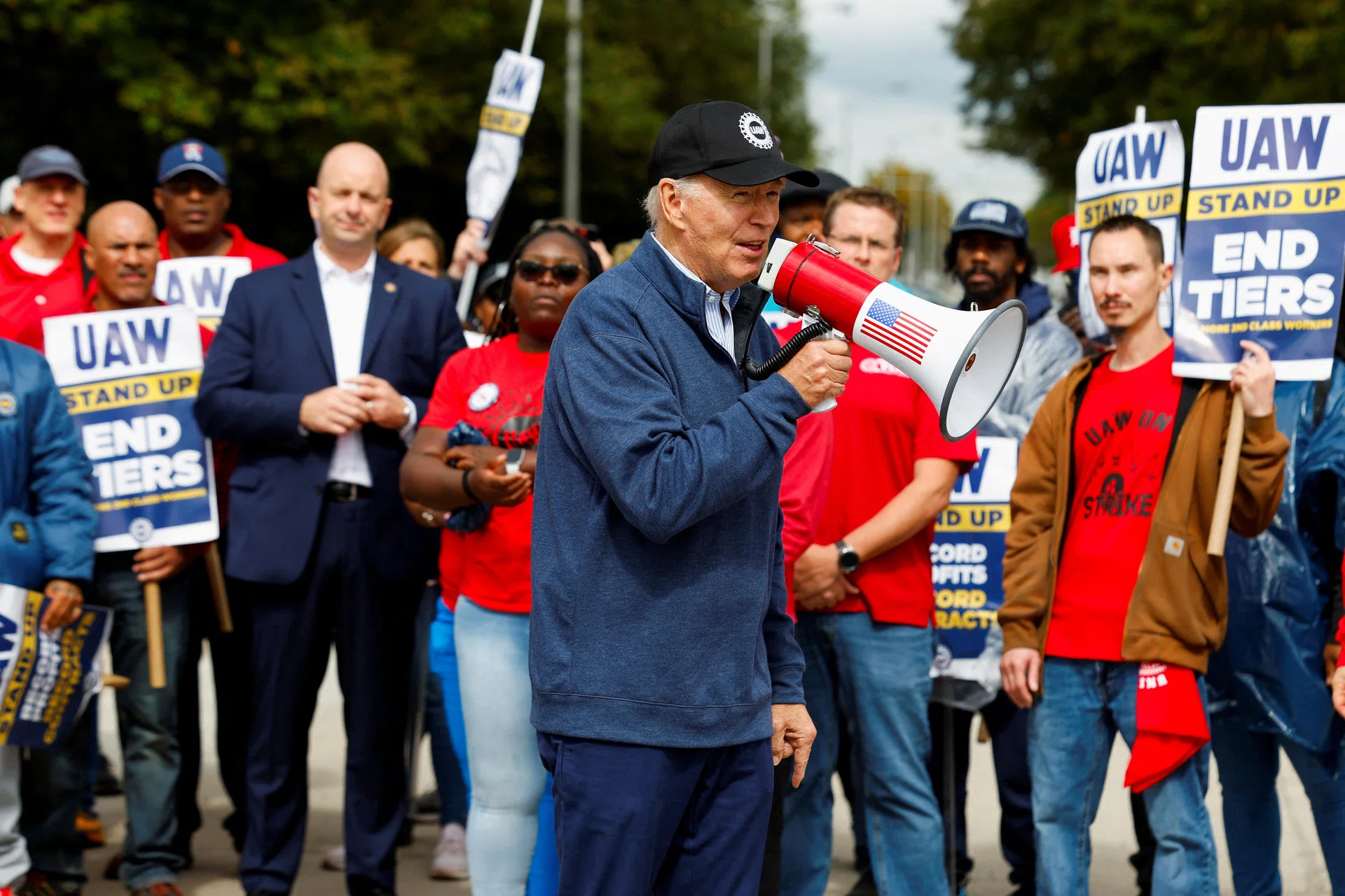 Biden makes history by joining US picket line - The Business Times