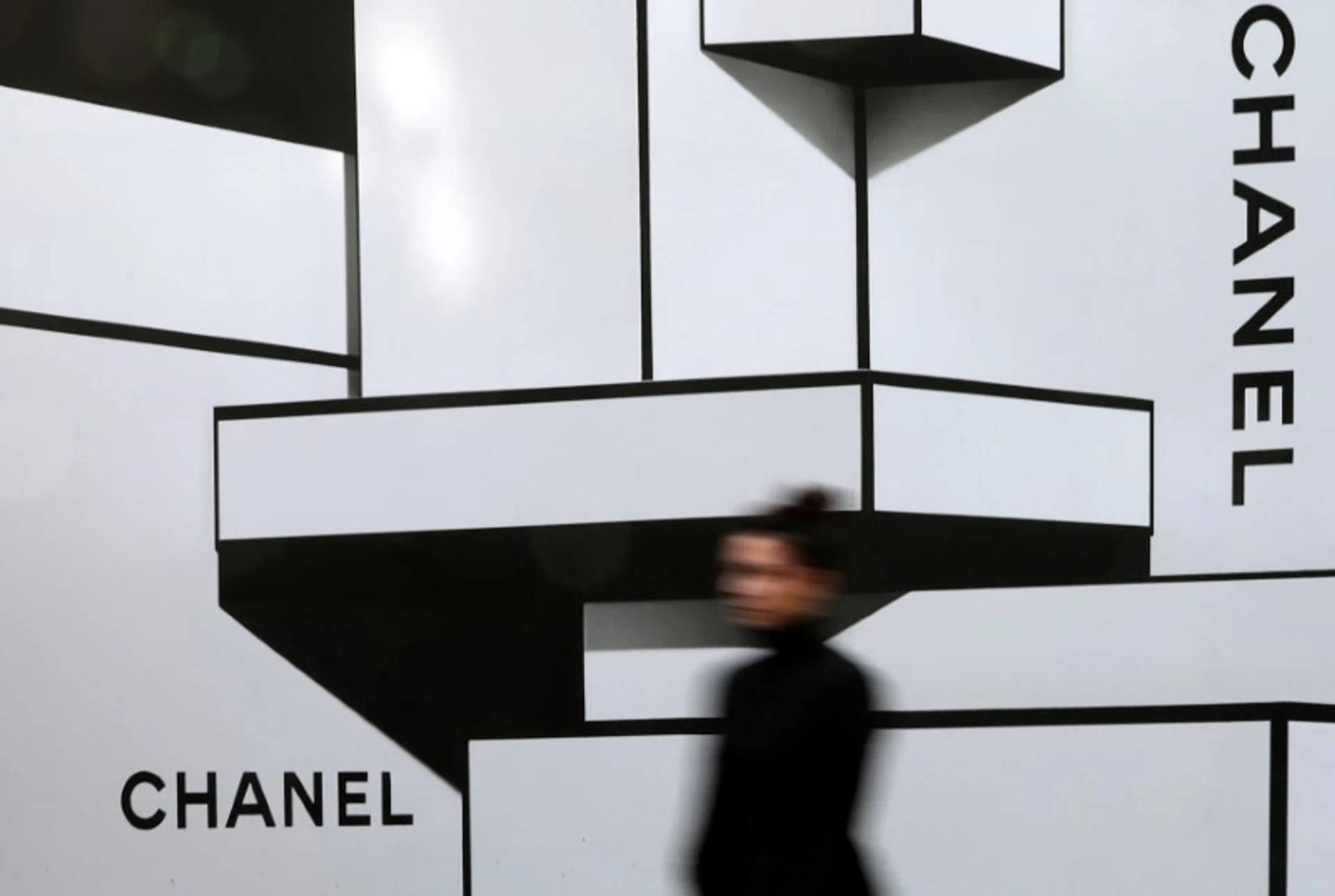 Chanel buys building on Paris’ upscale avenue Montaigne - The Business ...