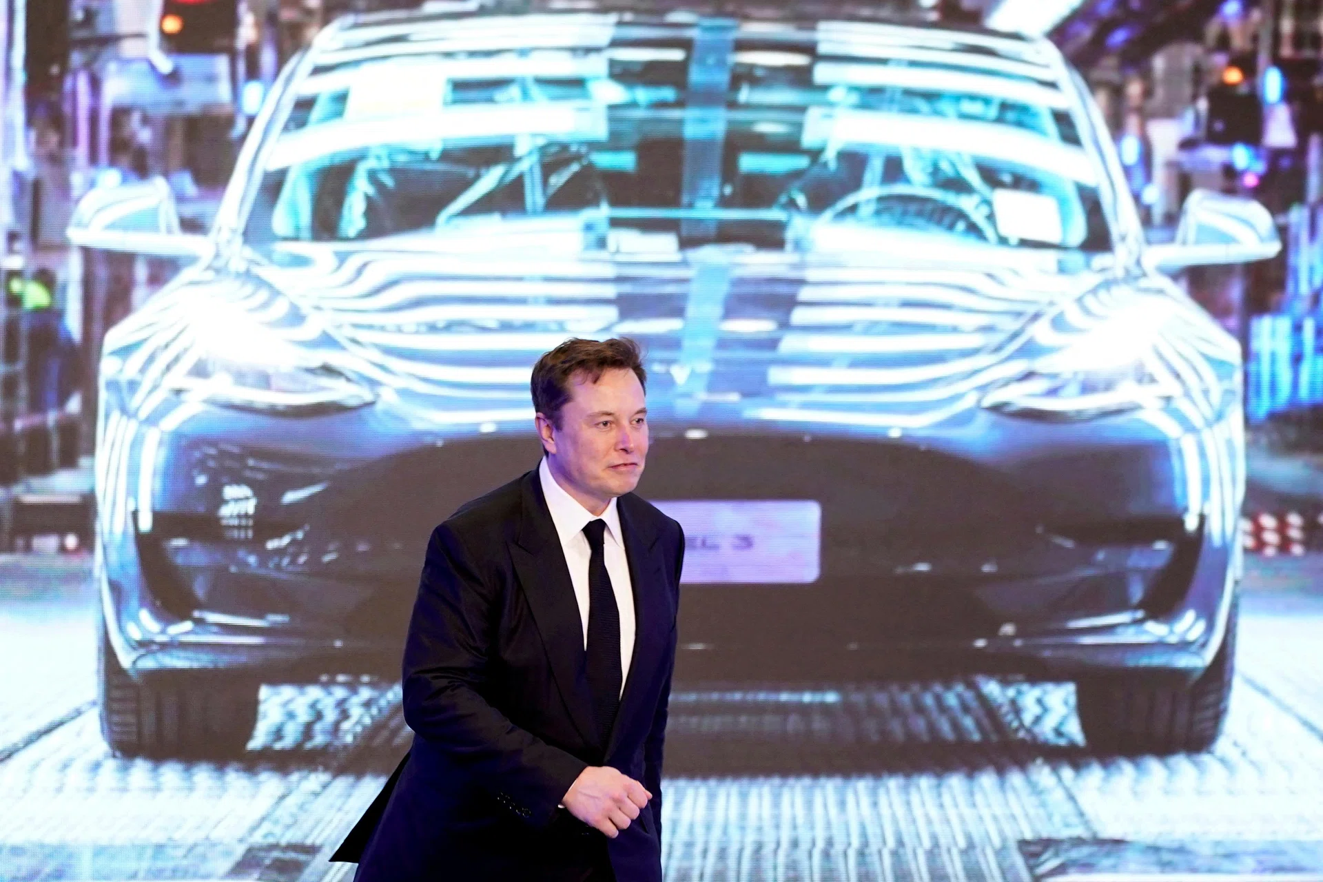 Musk now says it's 'pointless' to build a US$25,000 Tesla for human ...
