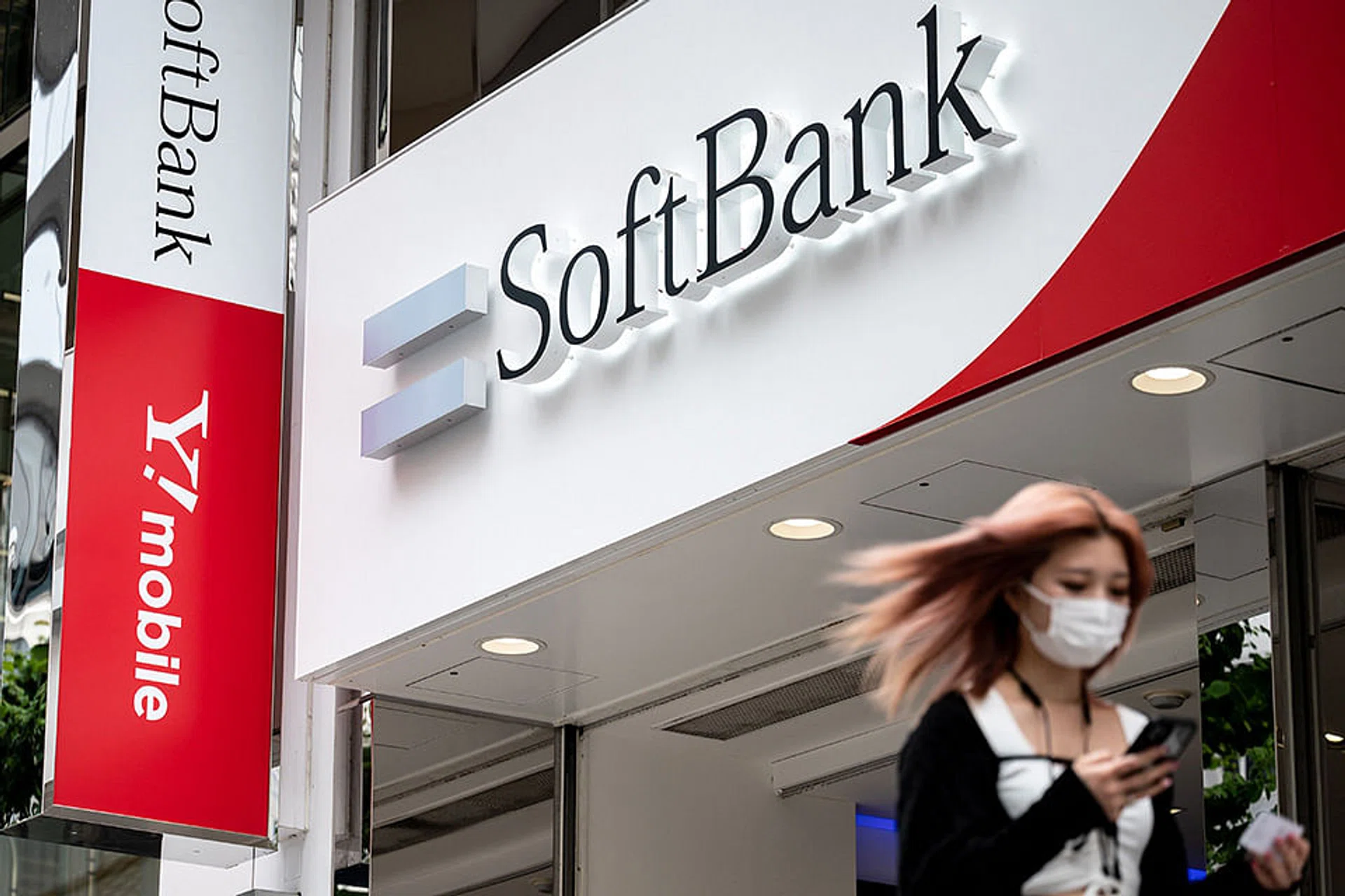 SoftBank tumbles after record profit fails to impress - The Business Times