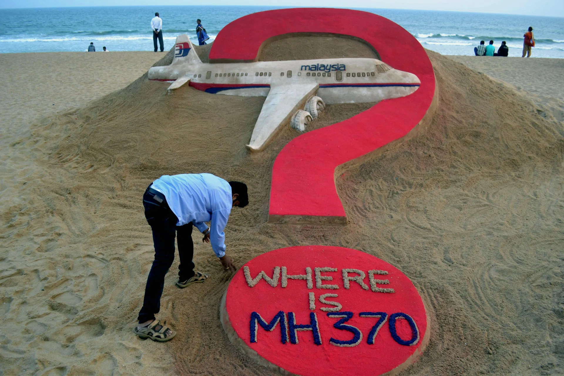 Hunt for missing flight MH370 to resume this month, Malaysia says - The ...