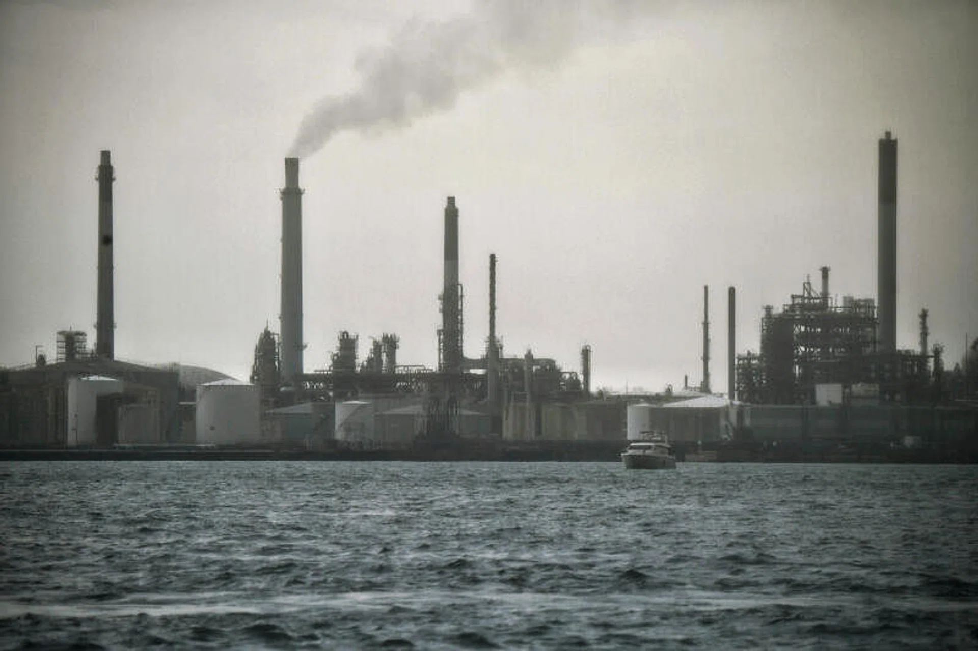 Fire breaks out at Shell's Pulau Bukom refining site in Singapore, now ...