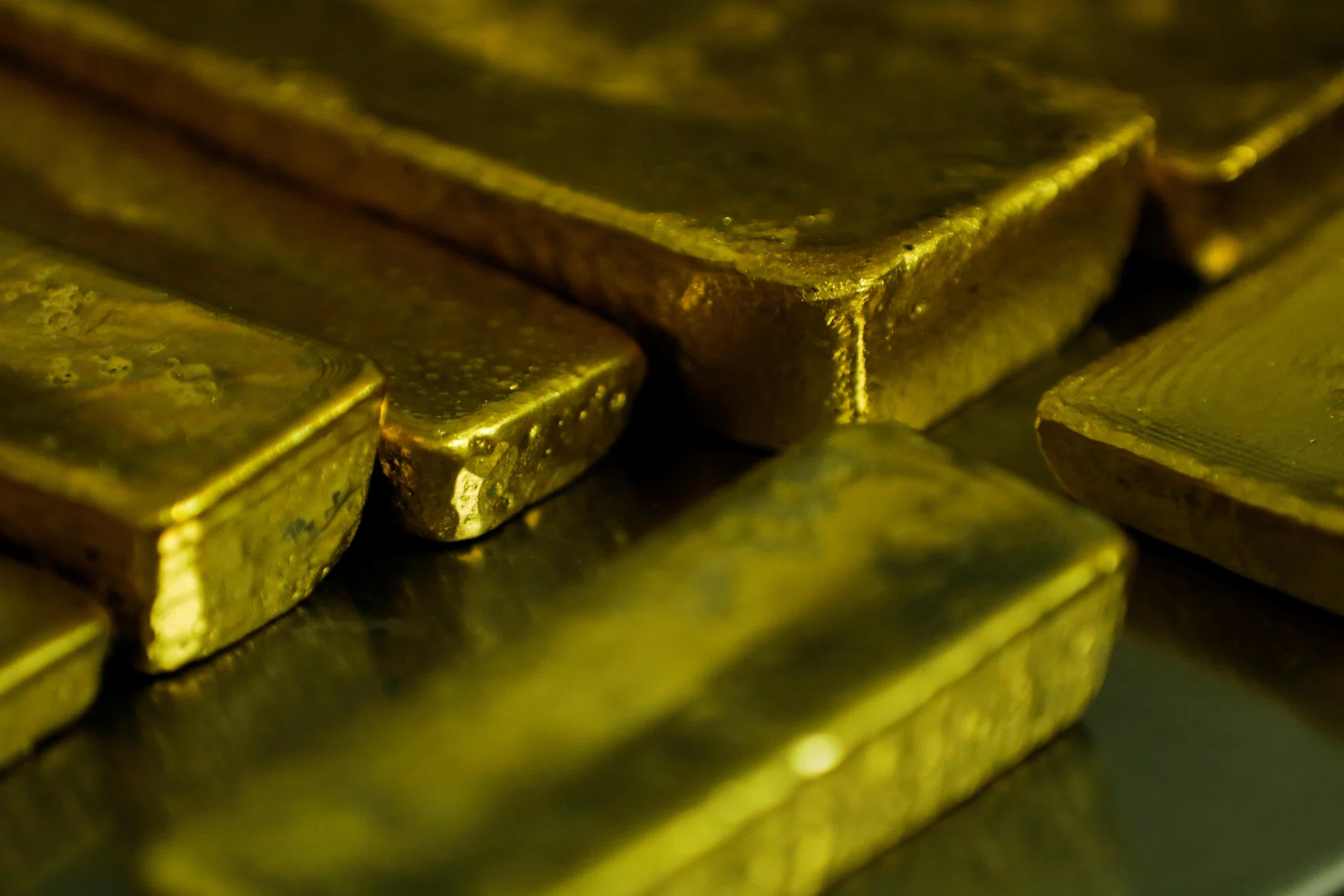 Gold logs biggest weekly fall in over five months on dollar strength ...
