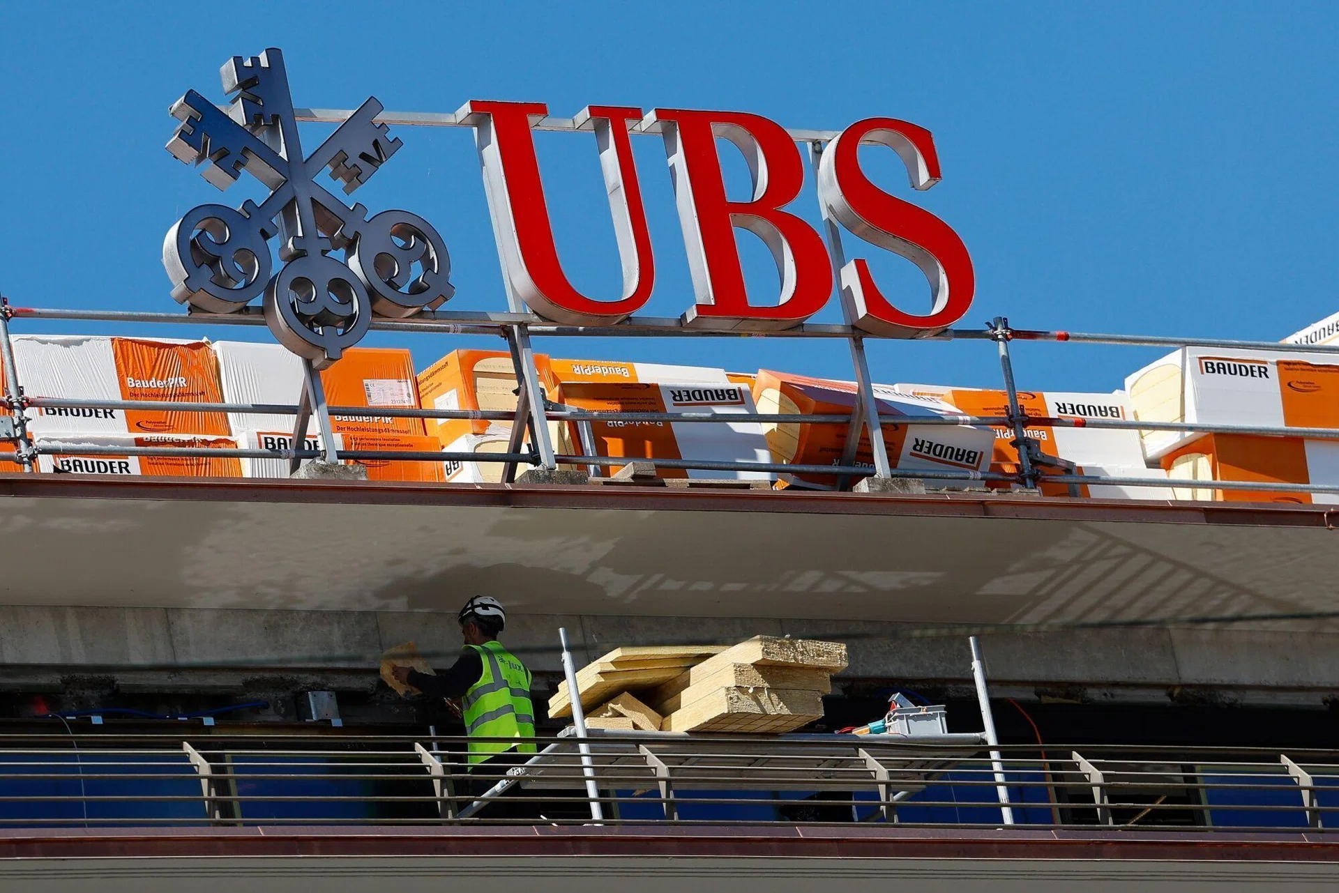 UBS family office clients cut US dollar exposure in wealth revamp - The ...